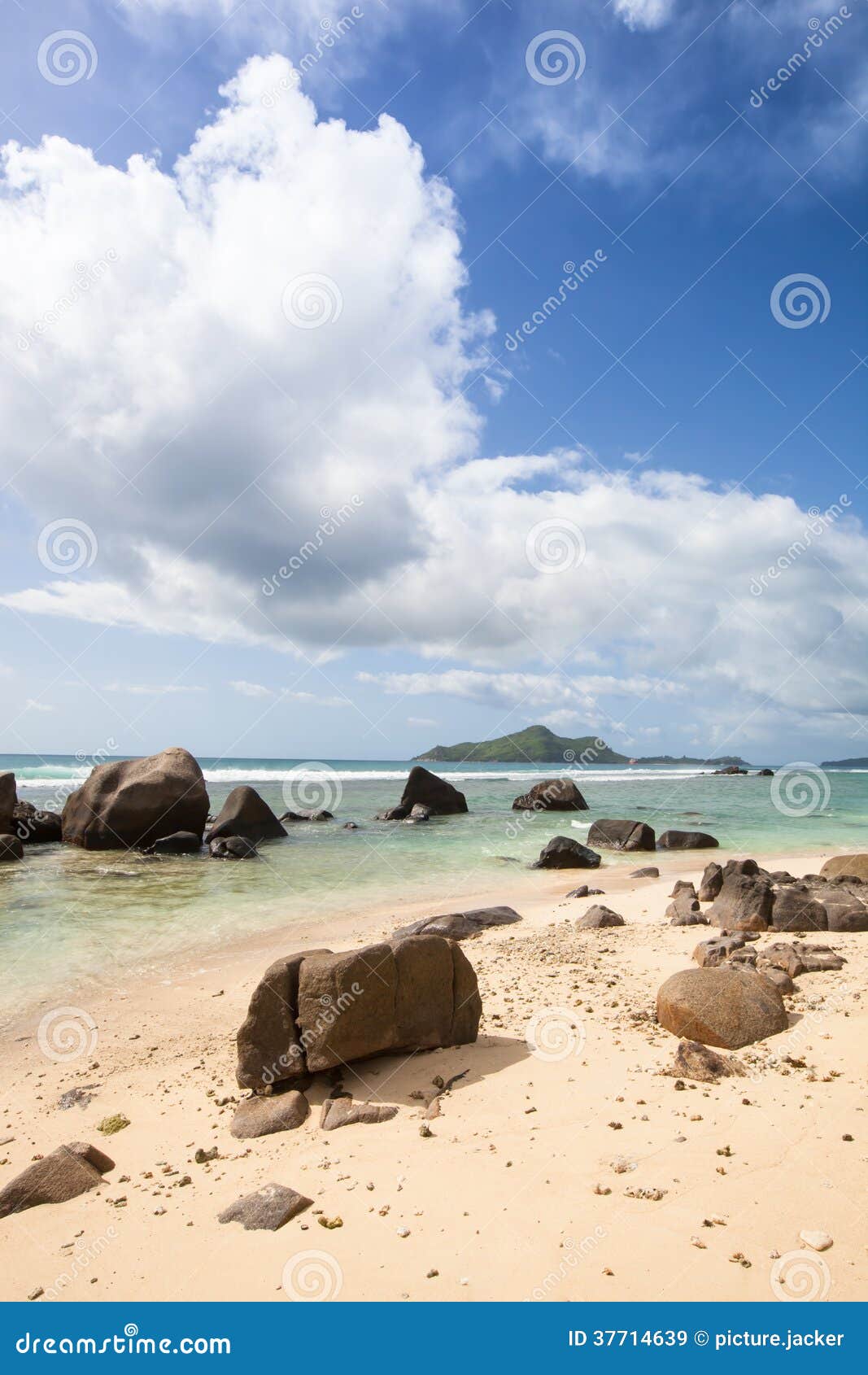 Rocas en la playa imagen de archivo. Imagen de roca, verano - 37714639