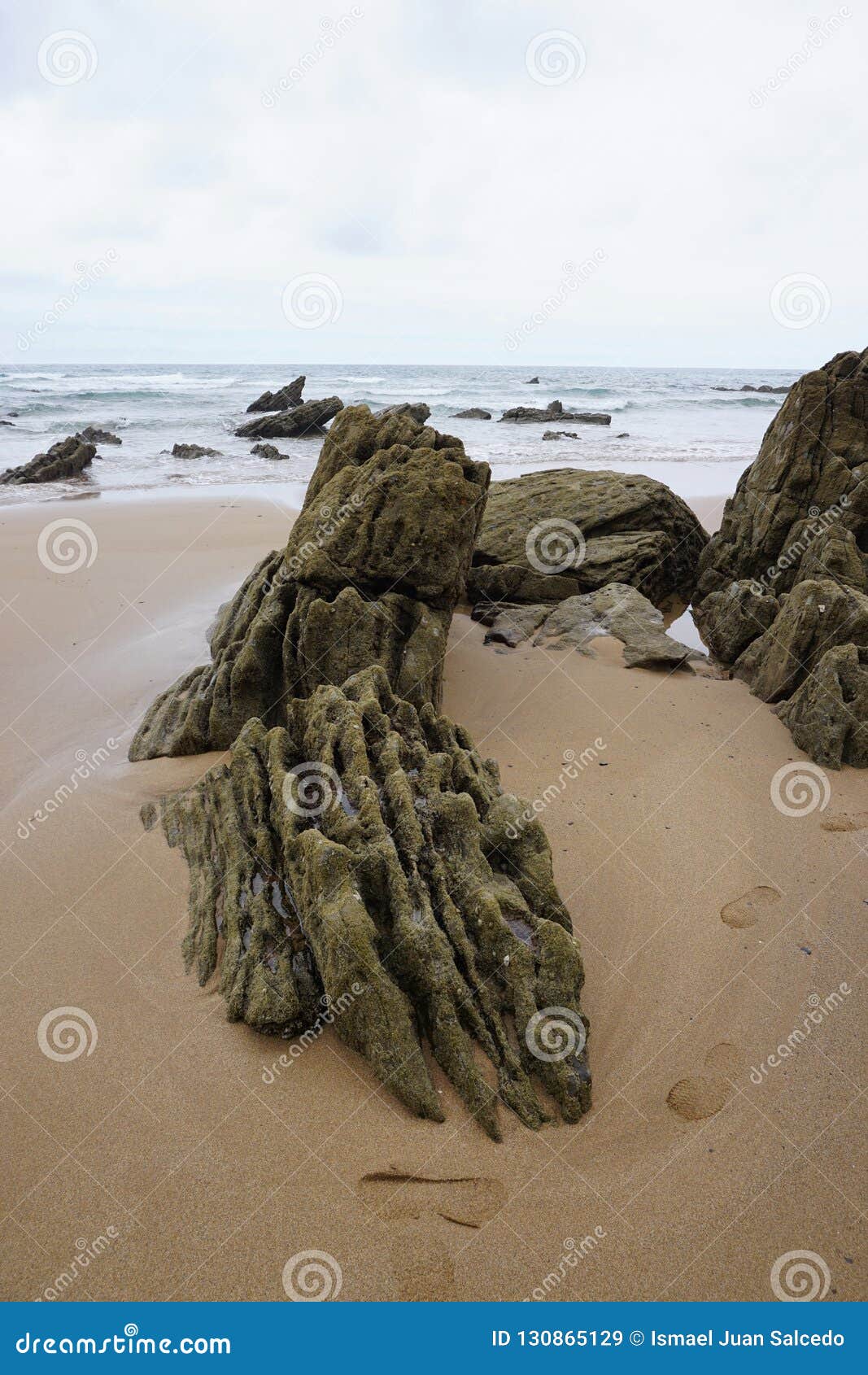 Rocas En La Playa Con El Cielo Imagen de archivo - Imagen de serenidad ...