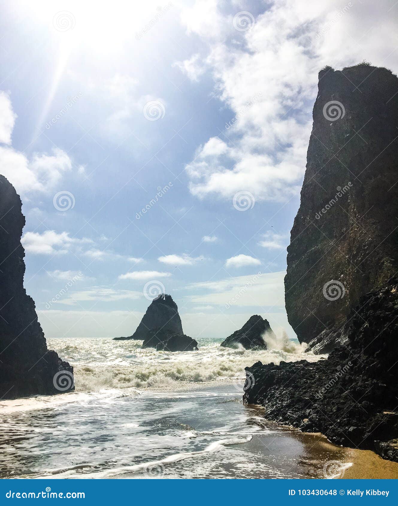 ROCAS EN LA PLAYA EN LAS PINAS ECUADOR Foto de archivo - Imagen de ...