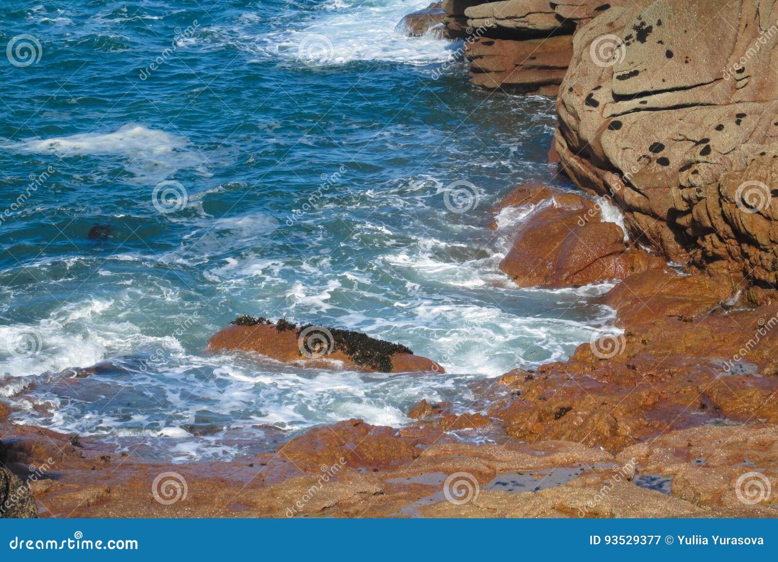 Rocas En Ondas De La Marea Del Mar Imagen de archivo - Imagen de ...