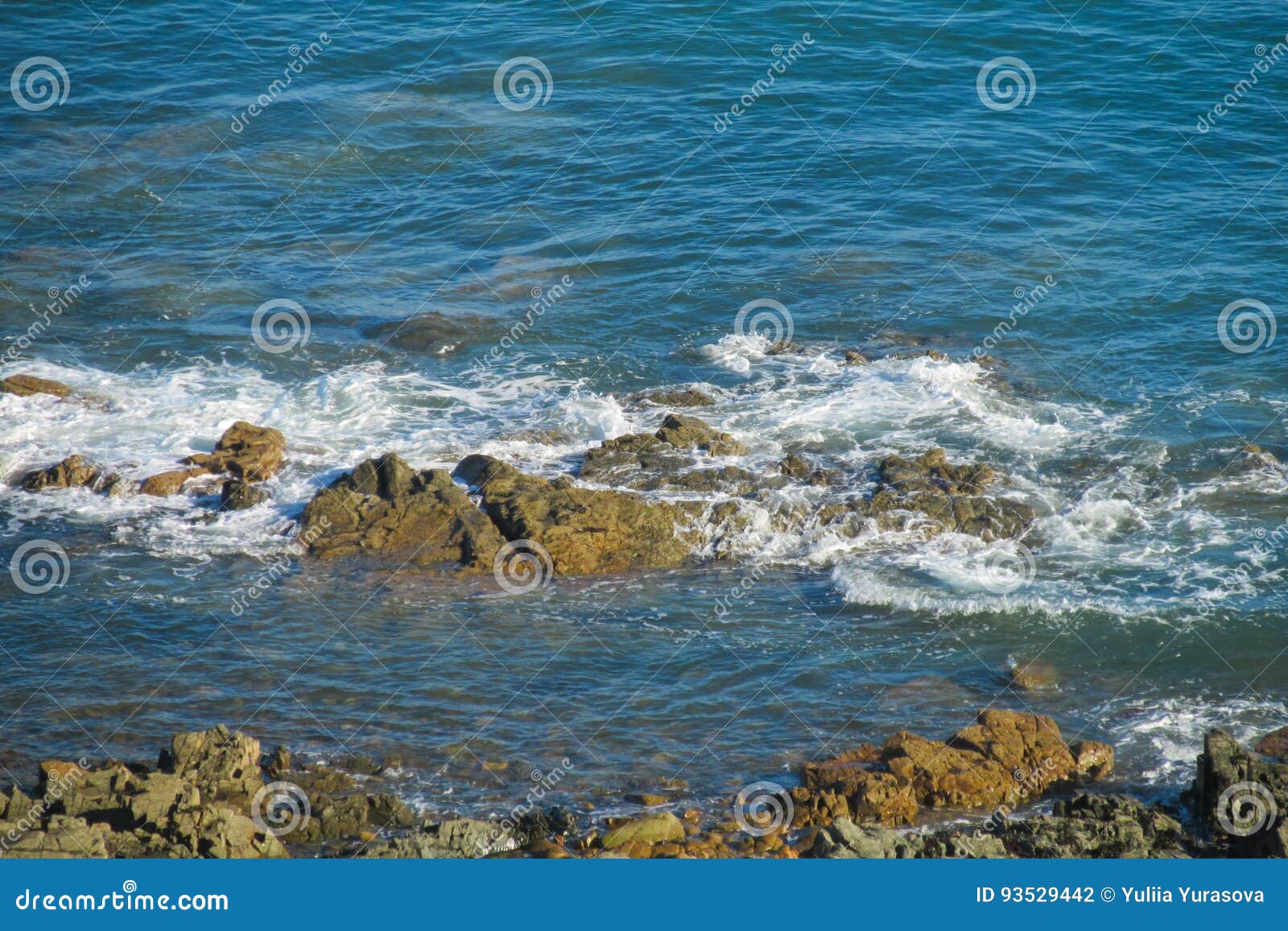 Rocas En Ondas De La Marea Del Mar Foto de archivo - Imagen de costa ...
