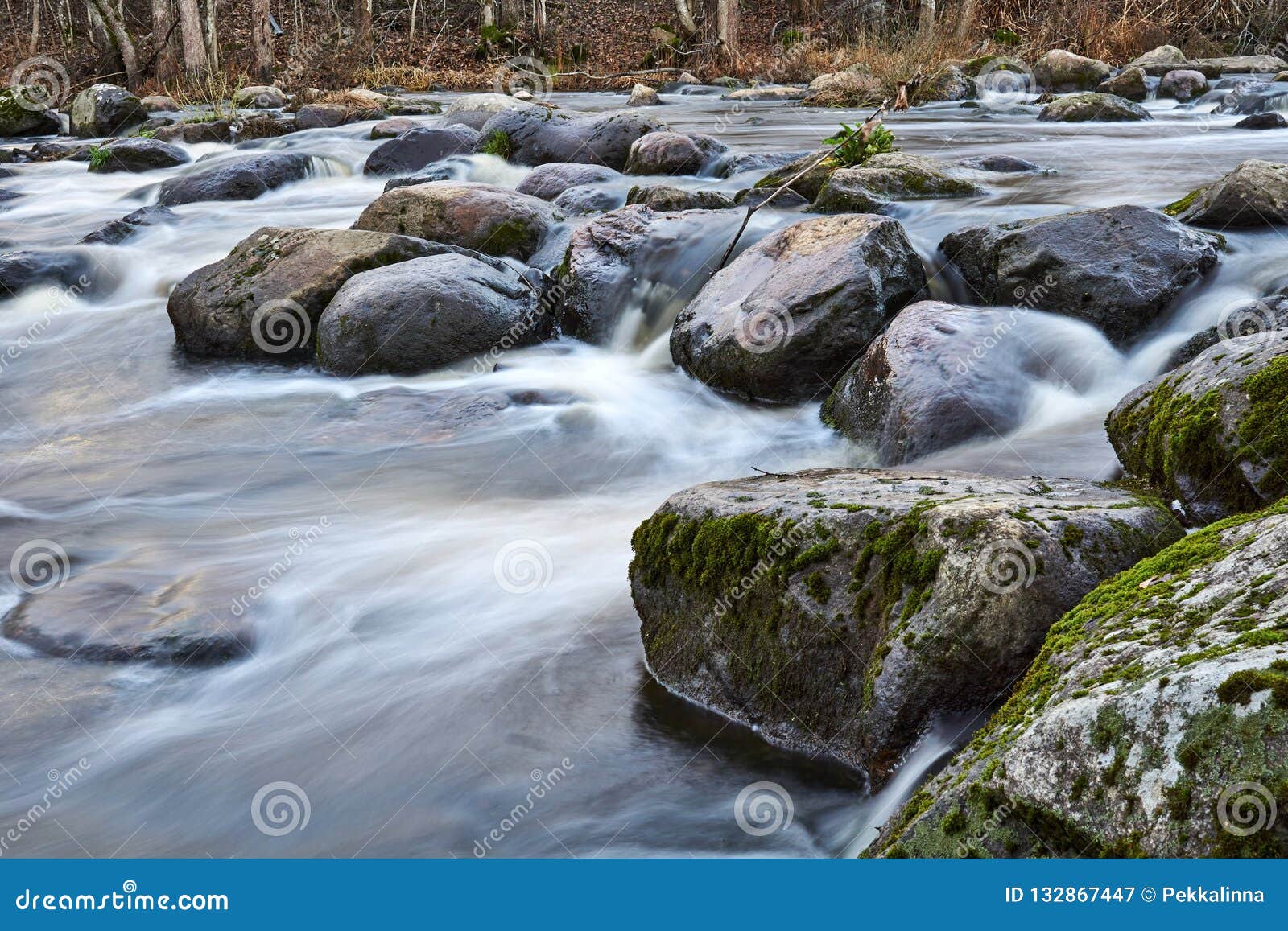Rocas grandes en agua imagen de archivo. Imagen de agua - 132867447