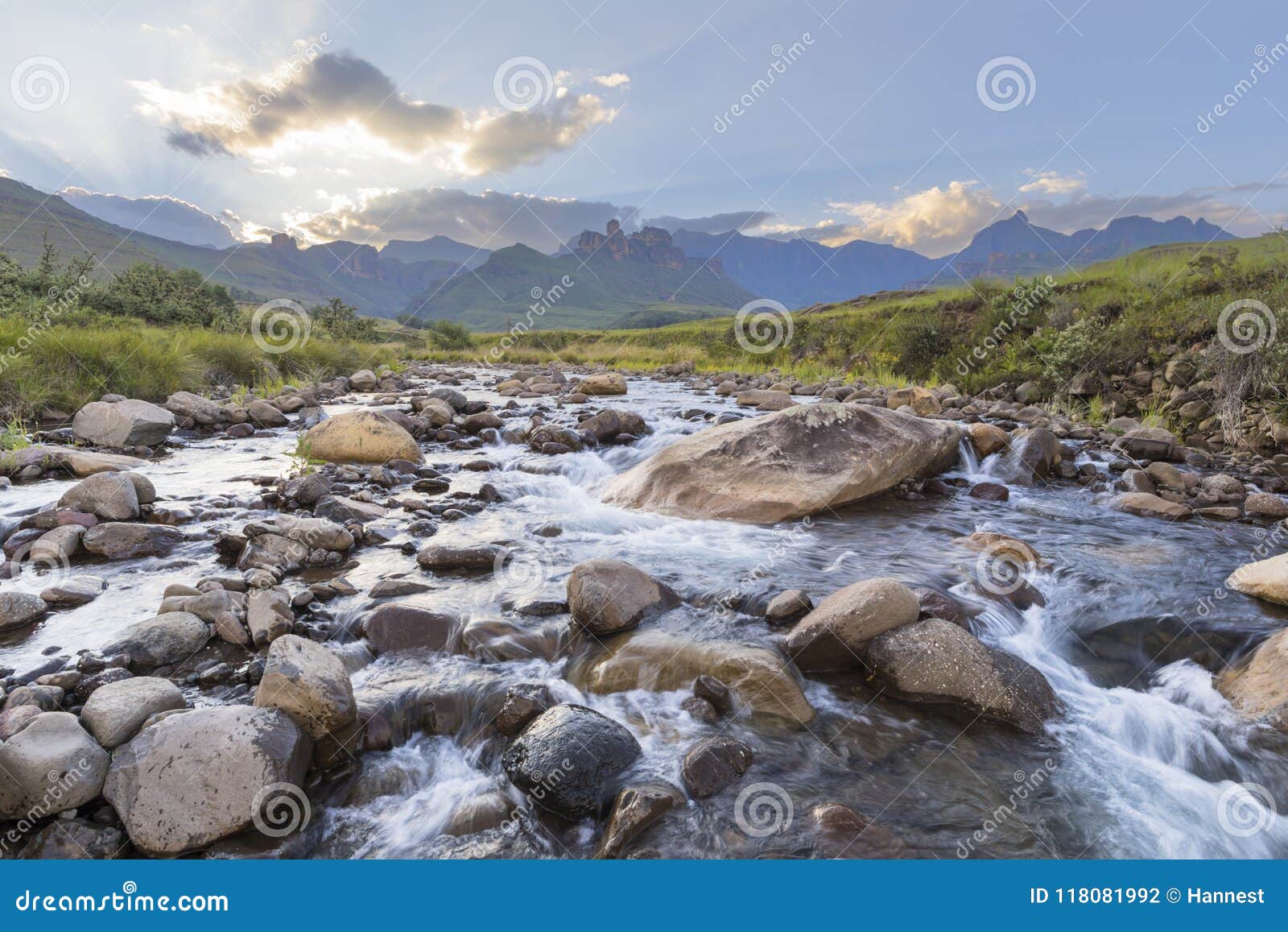 Rocas grandes en el río foto de archivo. Imagen de nube - 118081992