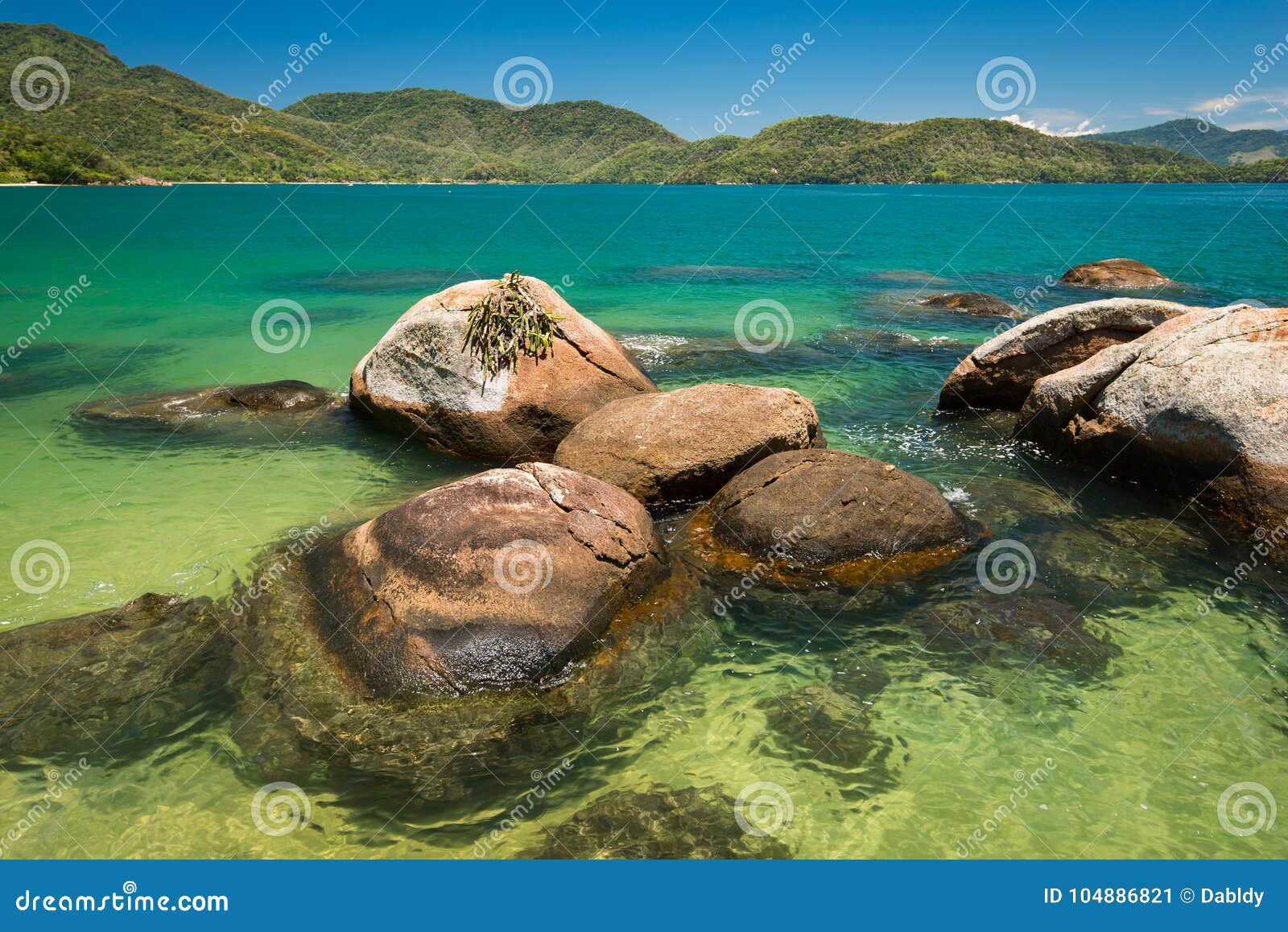 Rocas Grandes En Playa Tropical Imagen de archivo - Imagen de playa ...