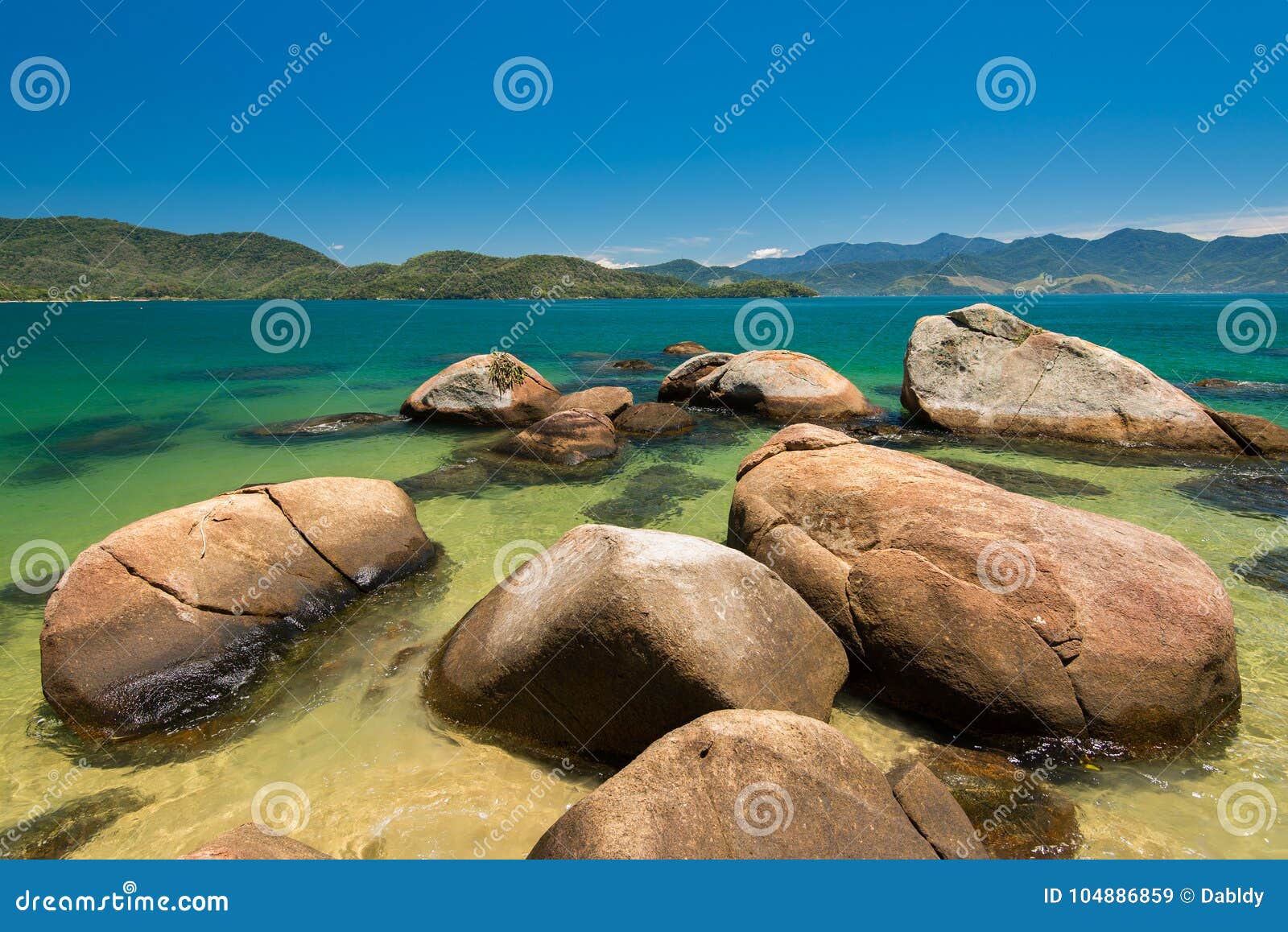 Rocas Grandes En Playa Tropical Imagen de archivo - Imagen de orilla ...