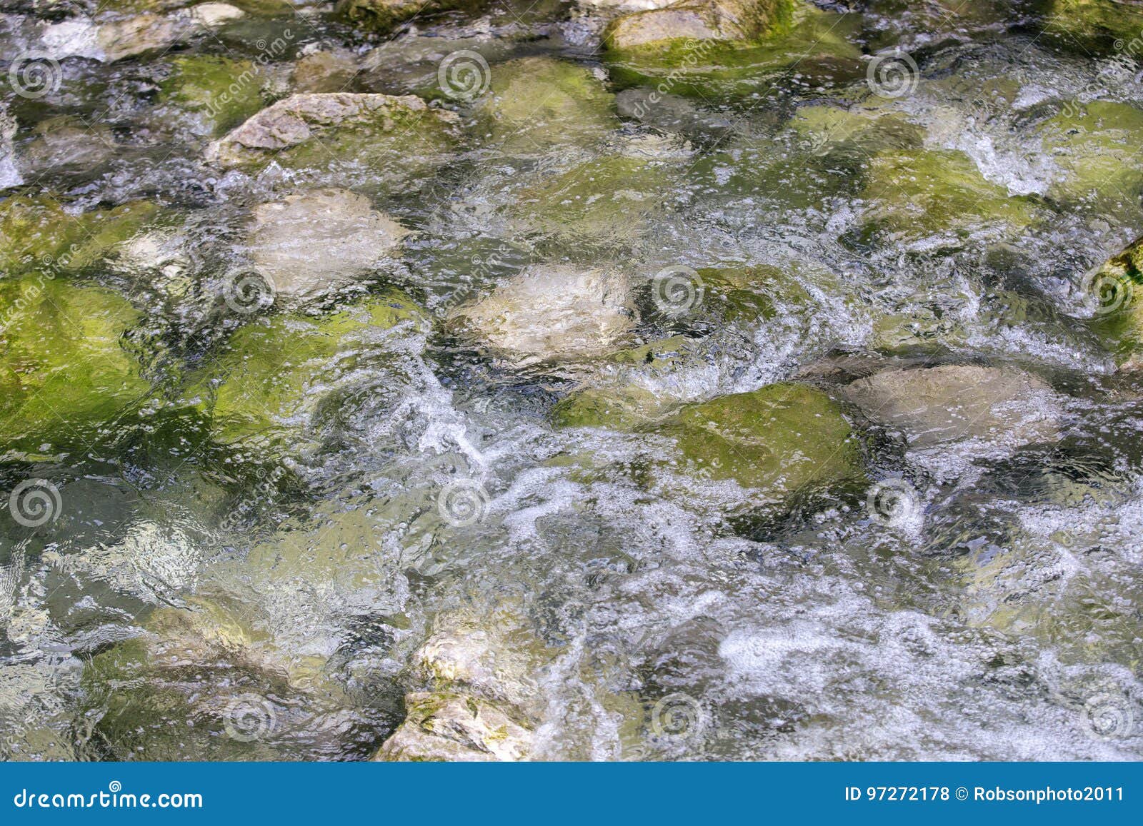 Rocas Hermosas En Corriente Con Agua Foto de archivo - Imagen de fresco ...