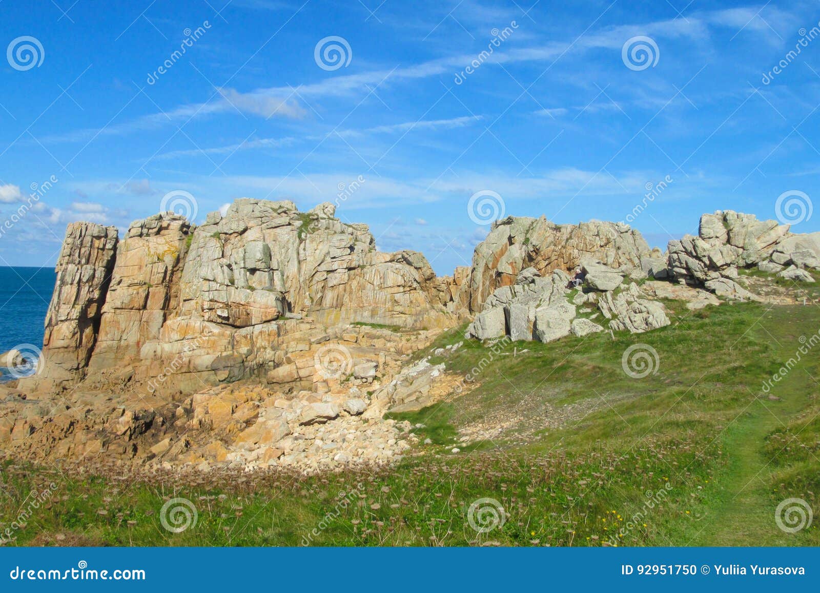 Rocas Hermosas En La Costa De Mar Foto de archivo - Imagen de verde ...