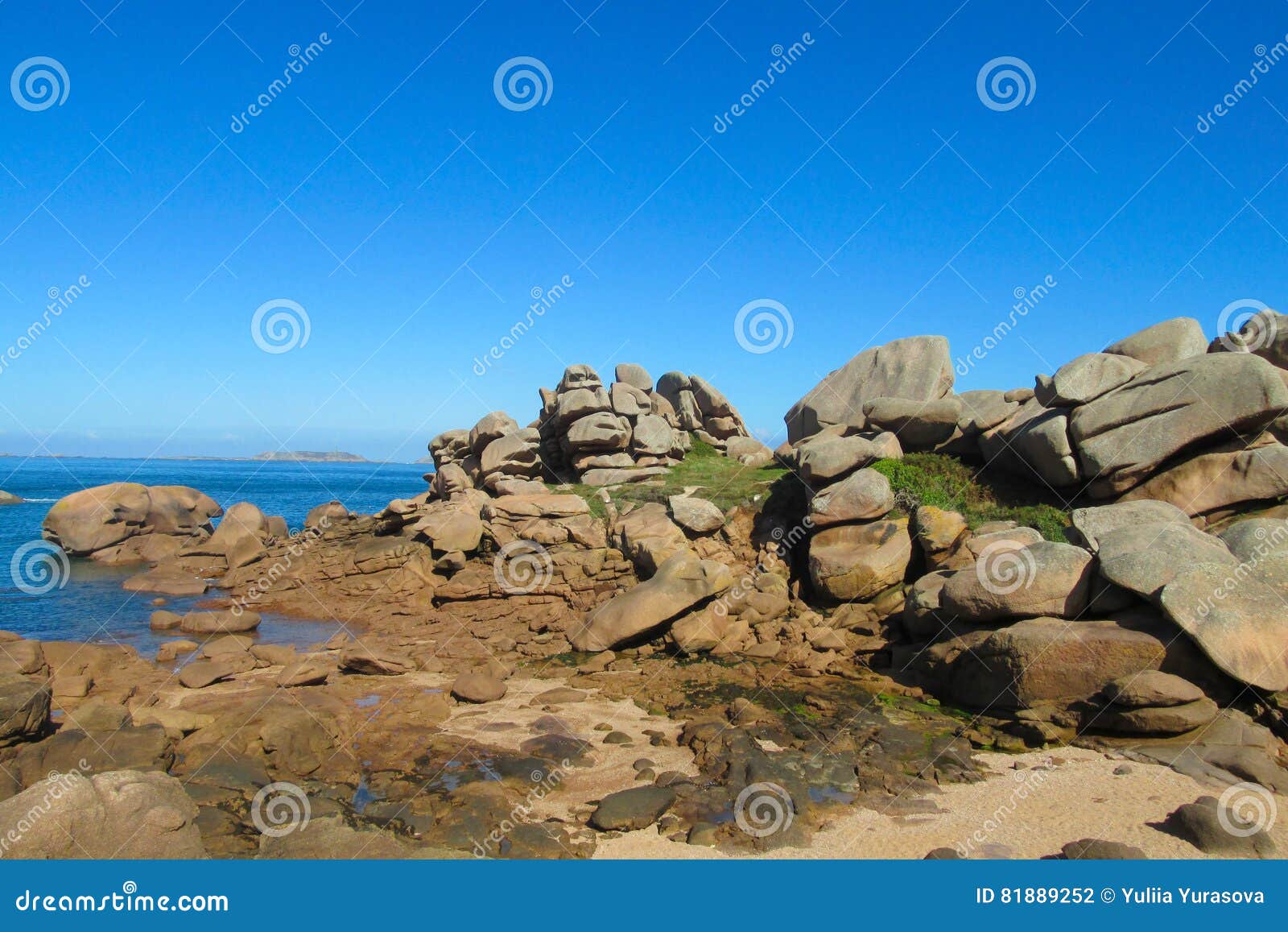 Rocas hermosas en la playa foto de archivo. Imagen de travieso - 81889252
