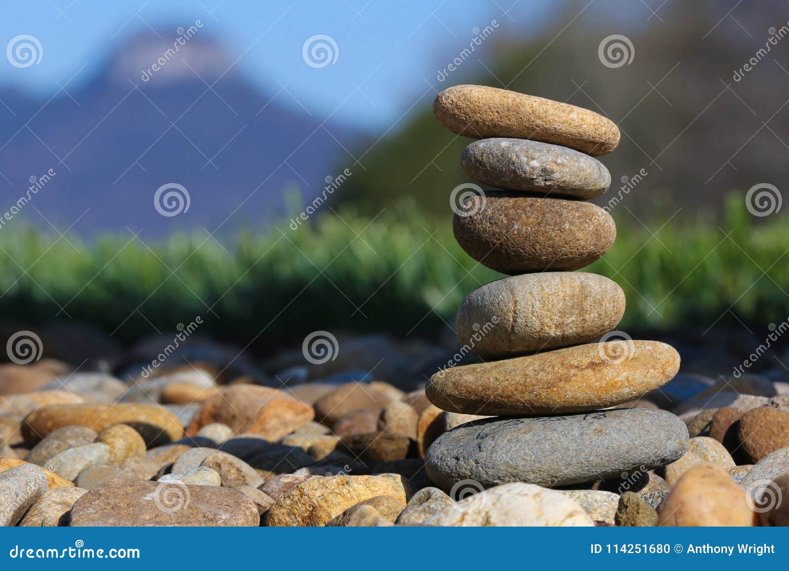 Rocas Lisas Apiladas Y Equilibrio Foto de archivo - Imagen de fondo ...