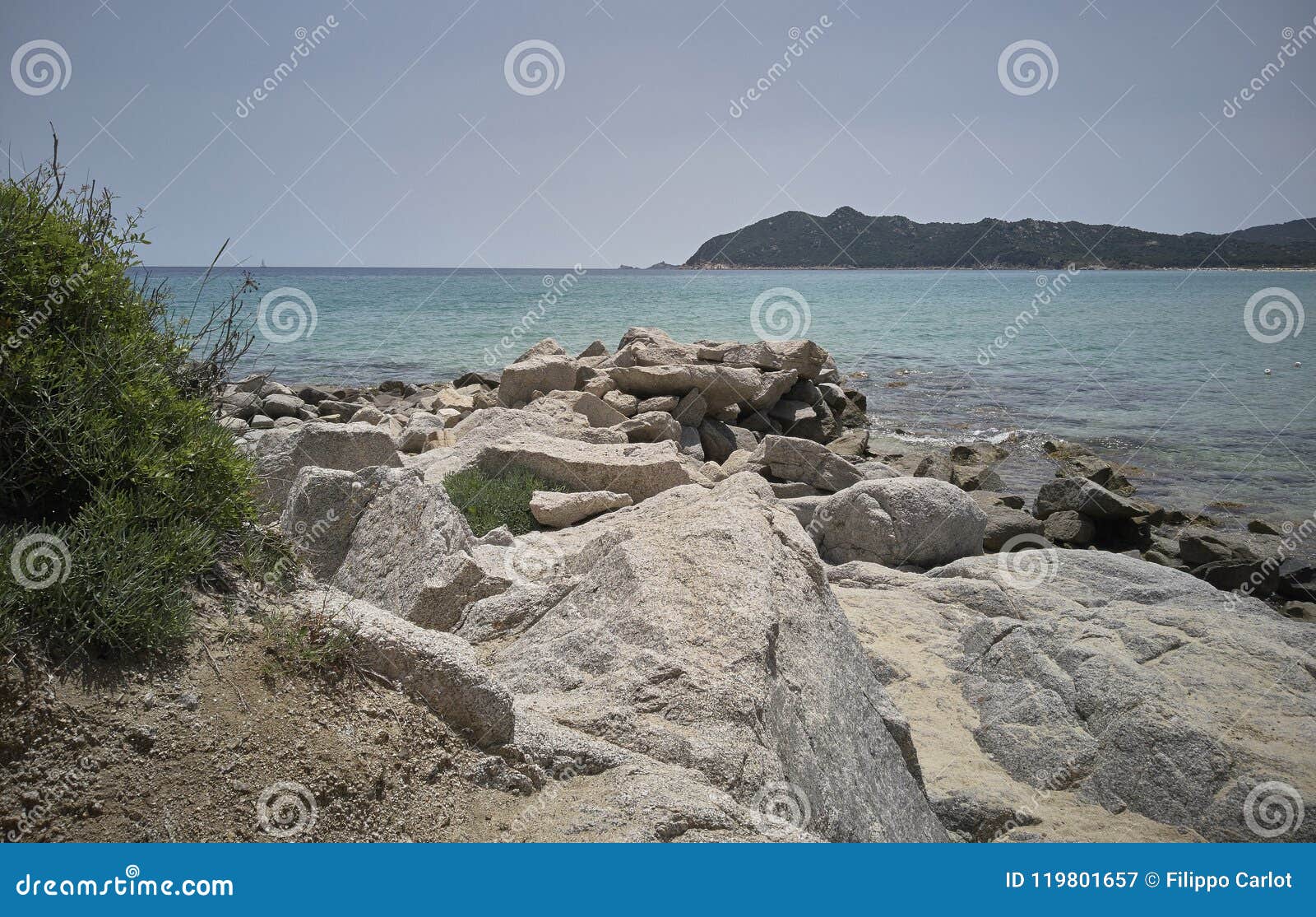Rocas naturales en el mar imagen de archivo. Imagen de arena - 119801657