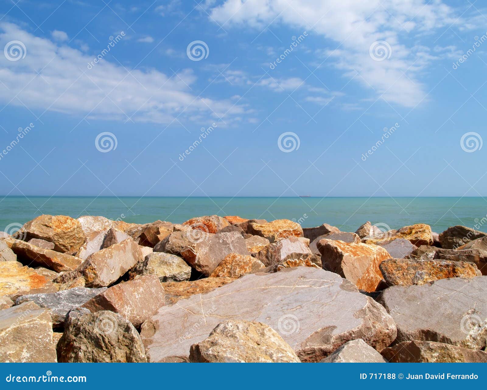 Rocas por el mar foto de archivo. Imagen de verano, piedras - 717188