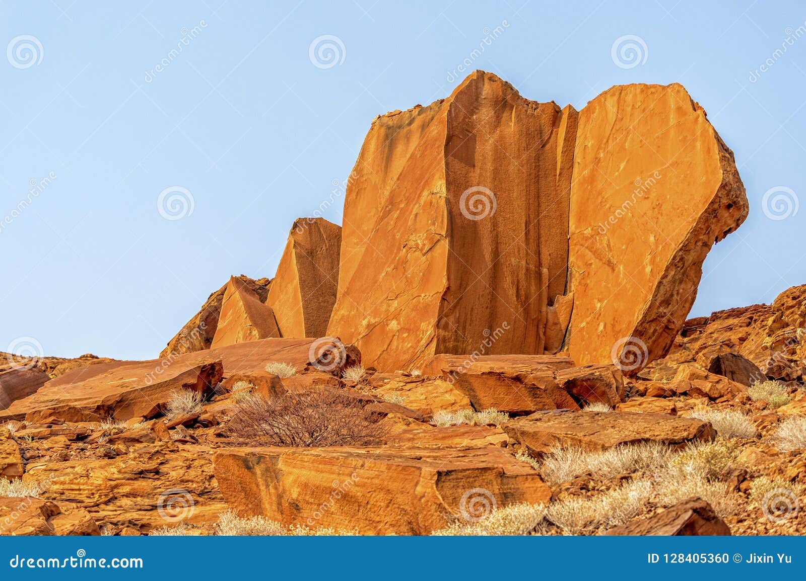 Rocas rojas foto de archivo. Imagen de recorrido, rojo - 128405360