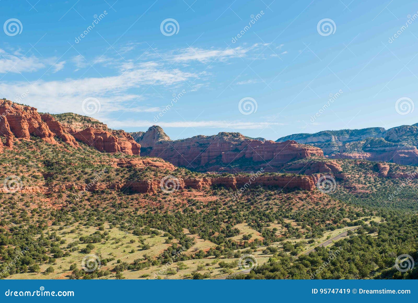 Rocas rojas de Sedona, AZ imagen de archivo. Imagen de nubes - 95747419