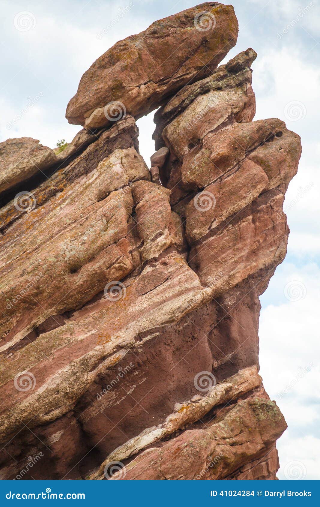 Rocas Rojas Equilibradas En El Acantilado Foto de archivo - Imagen de ...