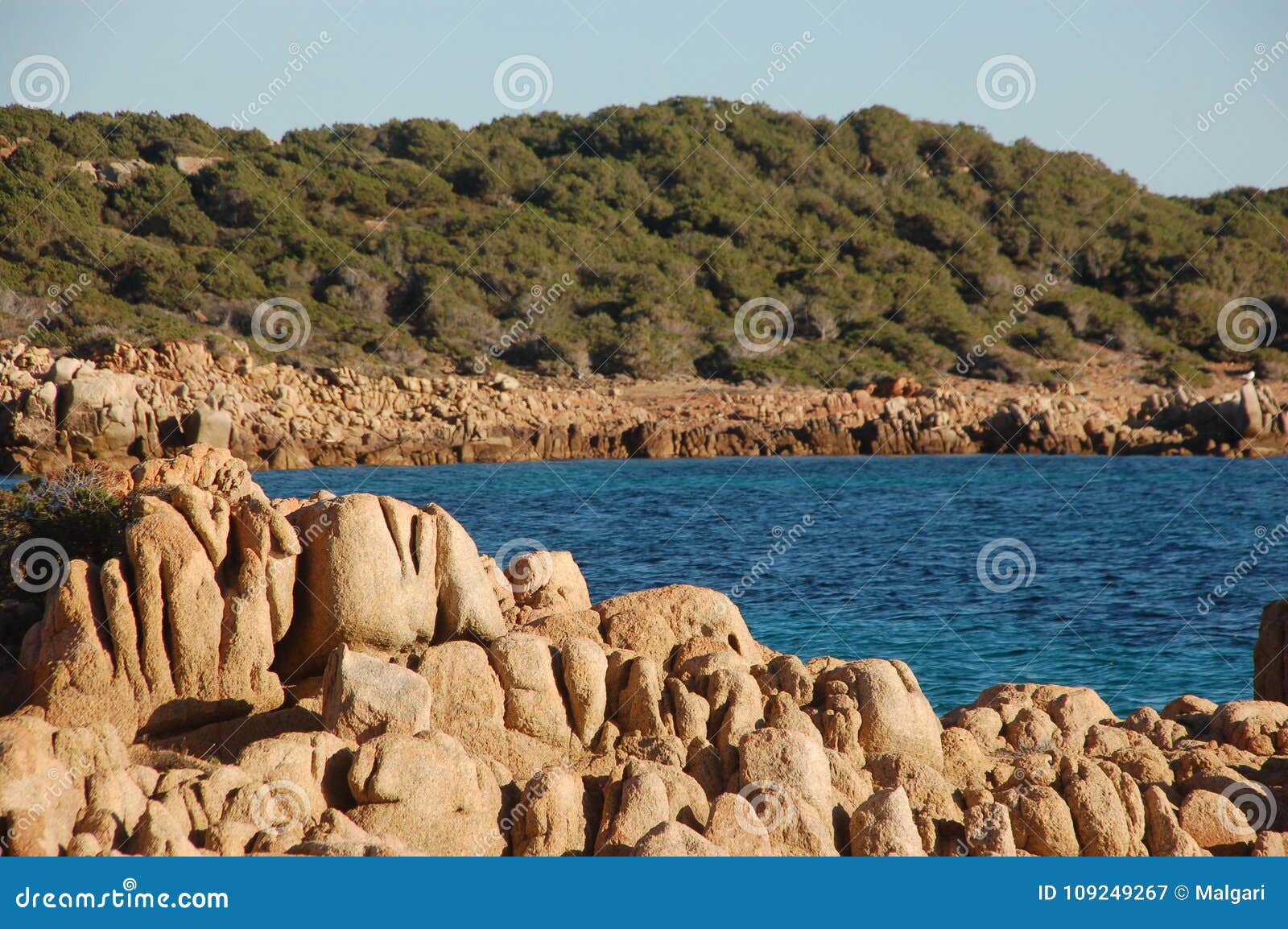 Rocas sinuosas del granito imagen de archivo. Imagen de agua - 109249267