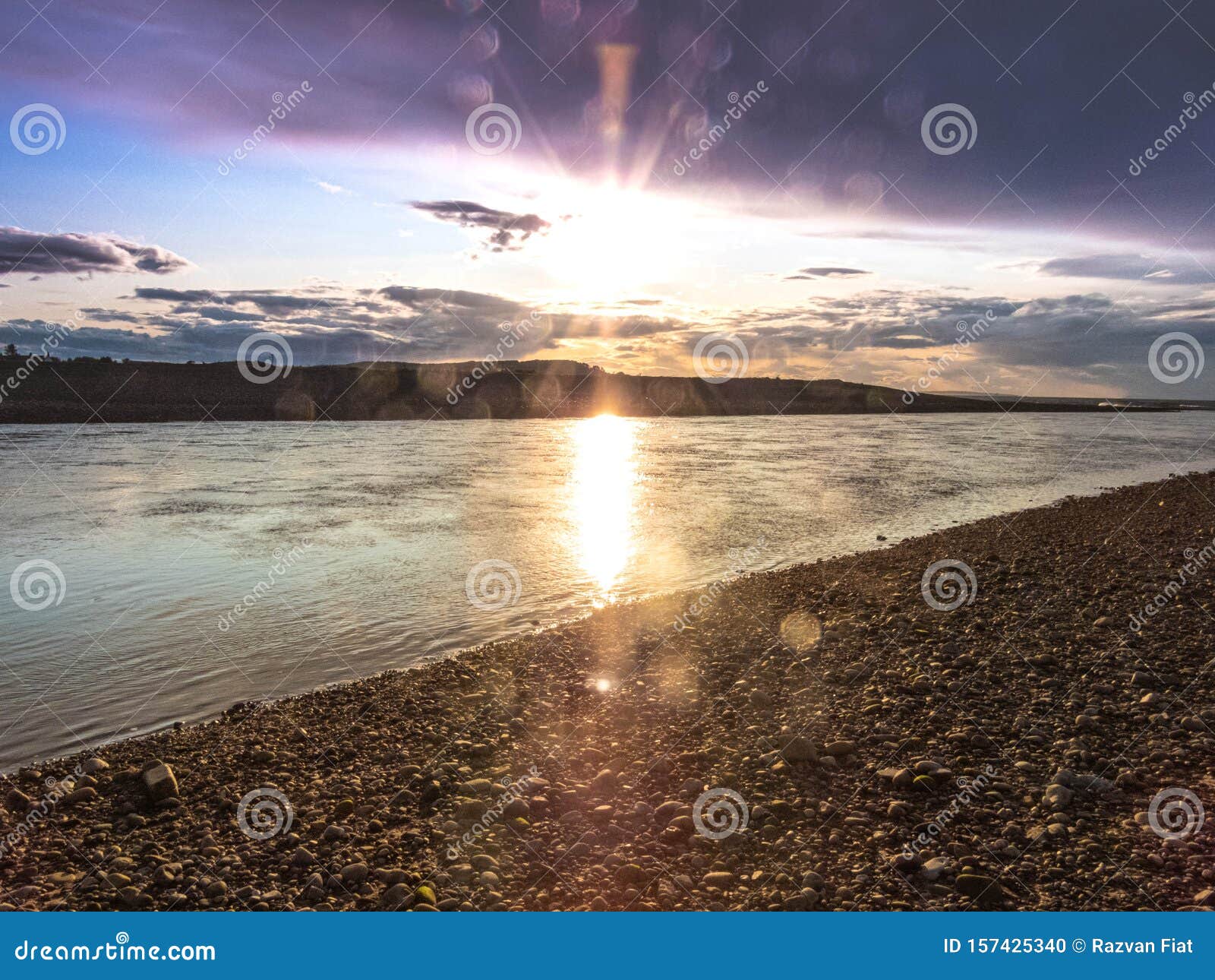 Rocas y lago foto de archivo. Imagen de cielo, hermoso - 157425340