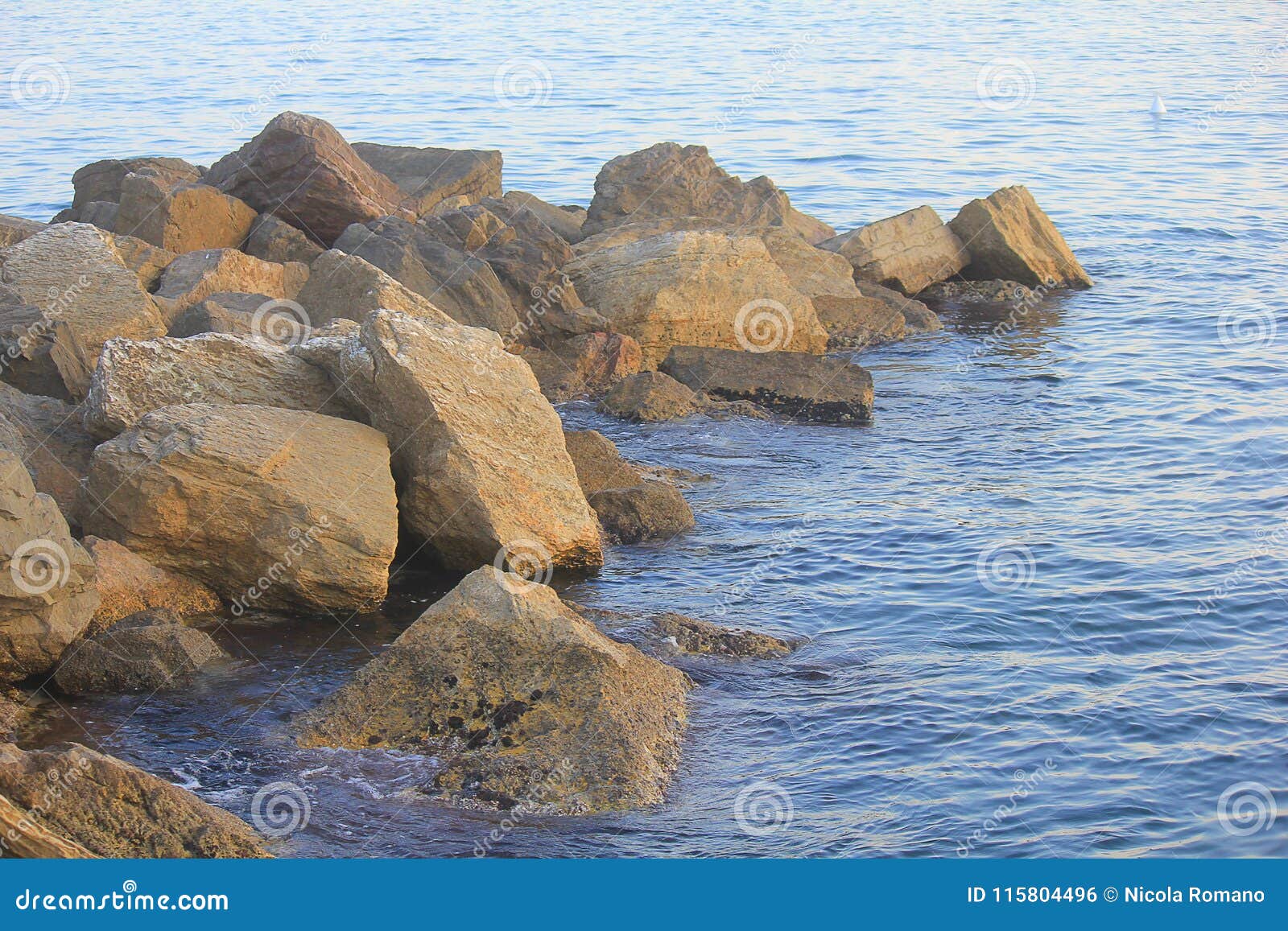 Rocas y piedras en el mar foto de archivo. Imagen de agua - 115804496