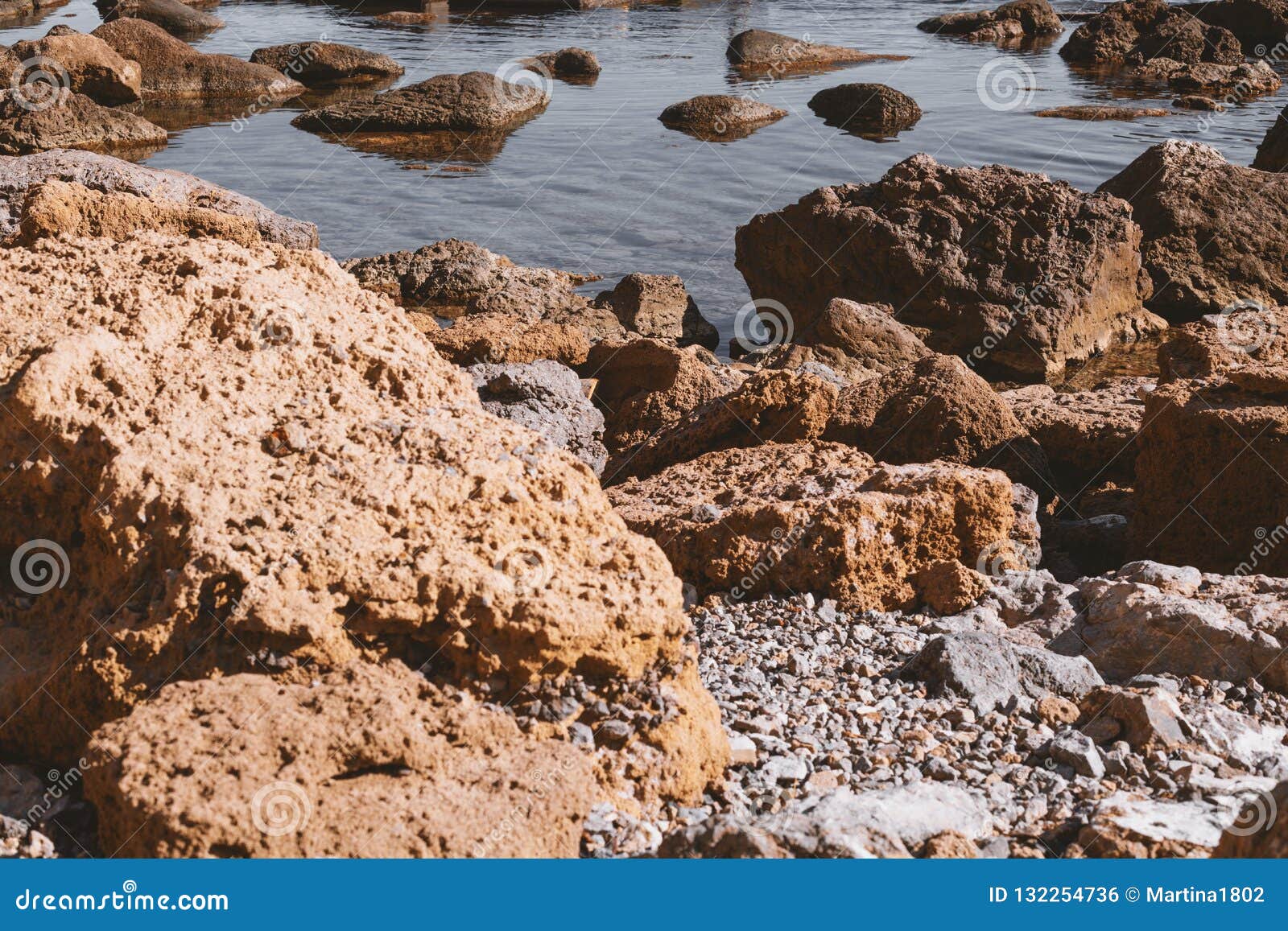 Rocas Y Piedras En La Playa Foto de archivo - Imagen de extremo, grande ...