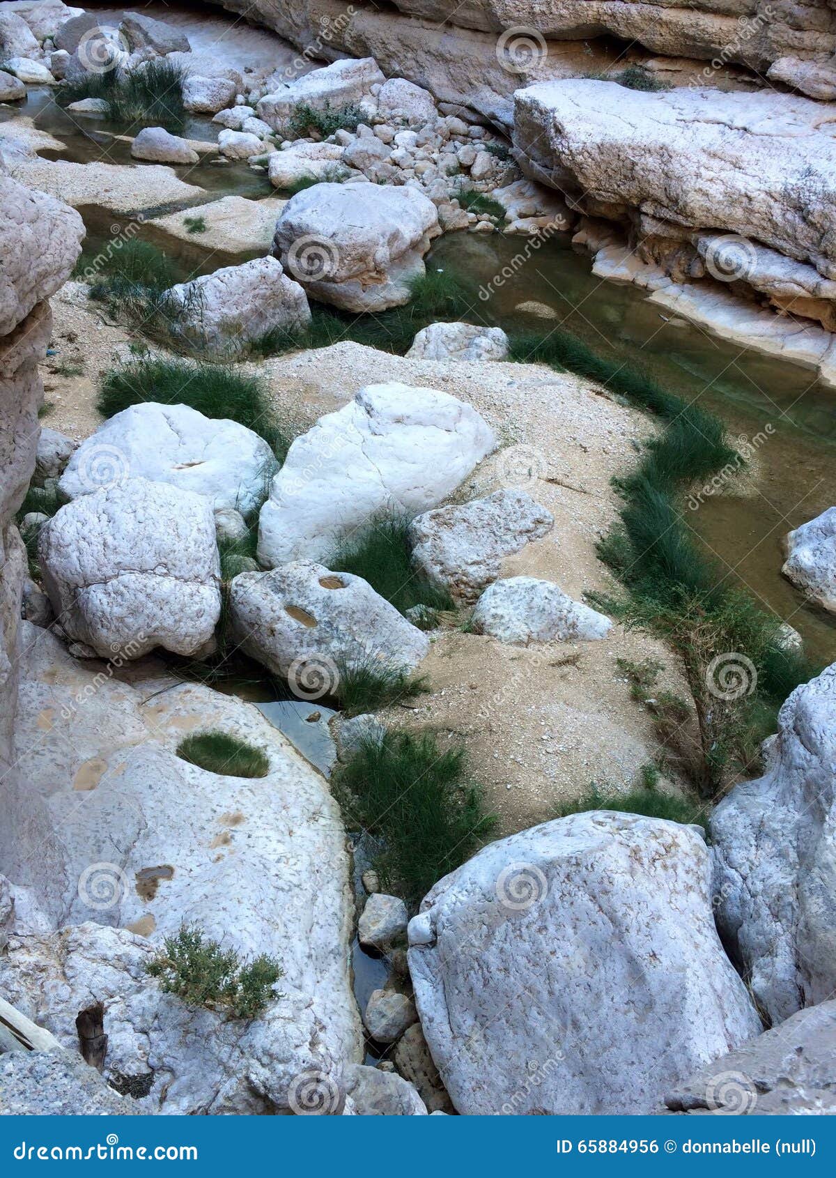 Rocas y piedras grandes foto de archivo. Imagen de paisaje - 65884956