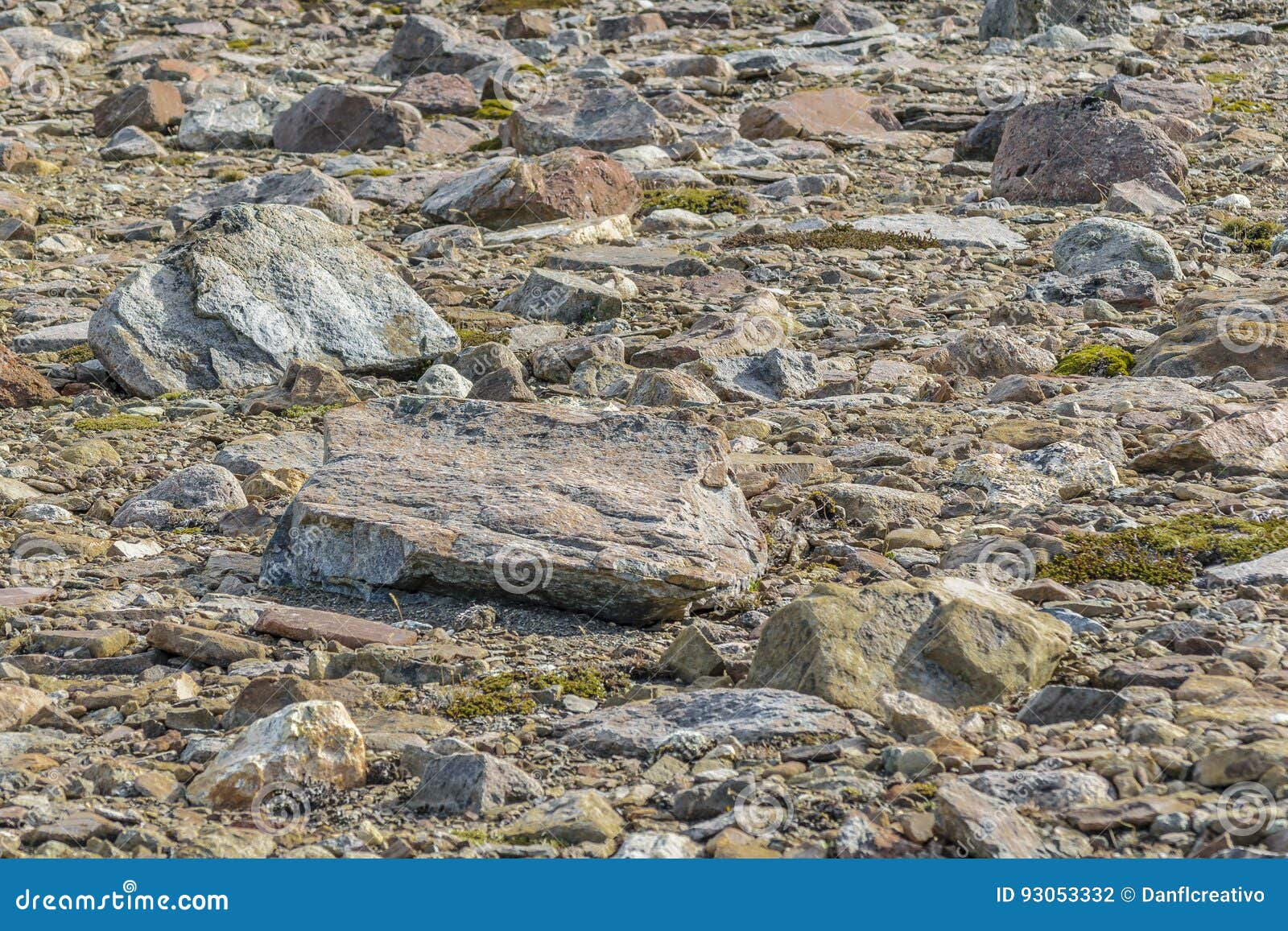 Rocas y piedras grandes foto de archivo. Imagen de cubo - 93053332