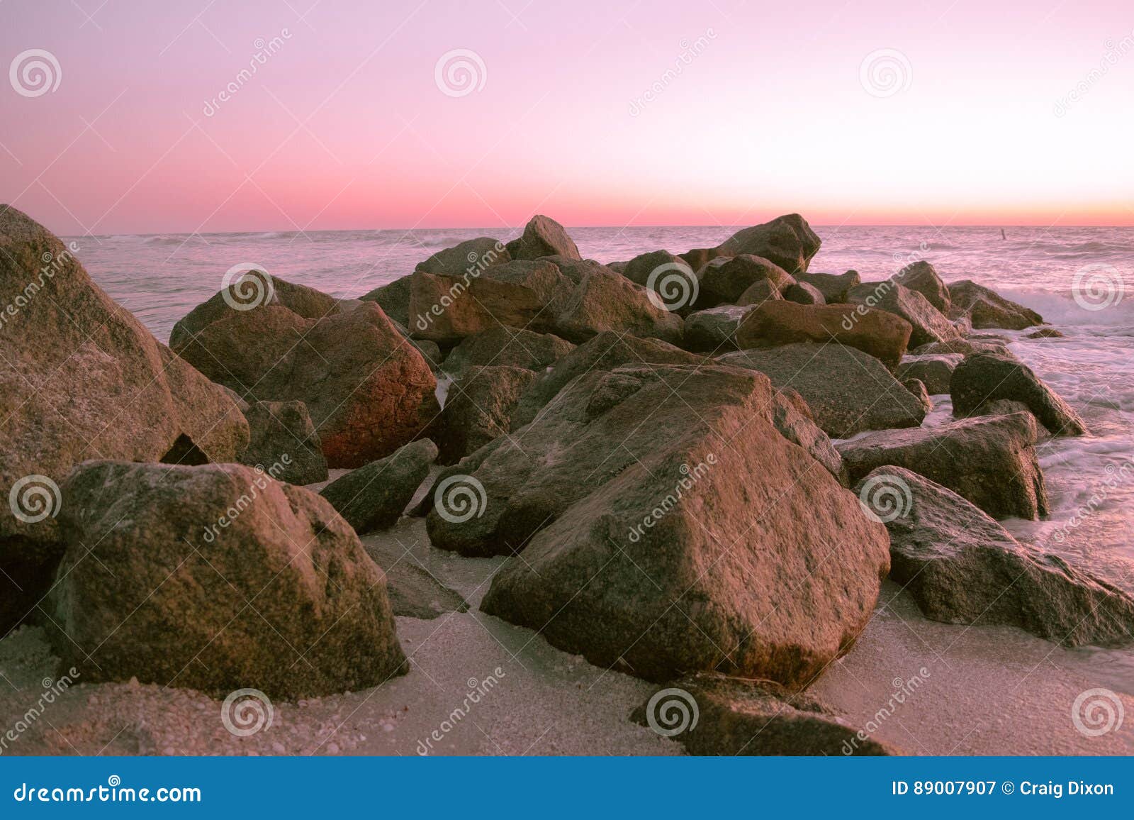 Rocce Al Tramonto Sulla Baia Immagine Stock - Immagine di oceano ...