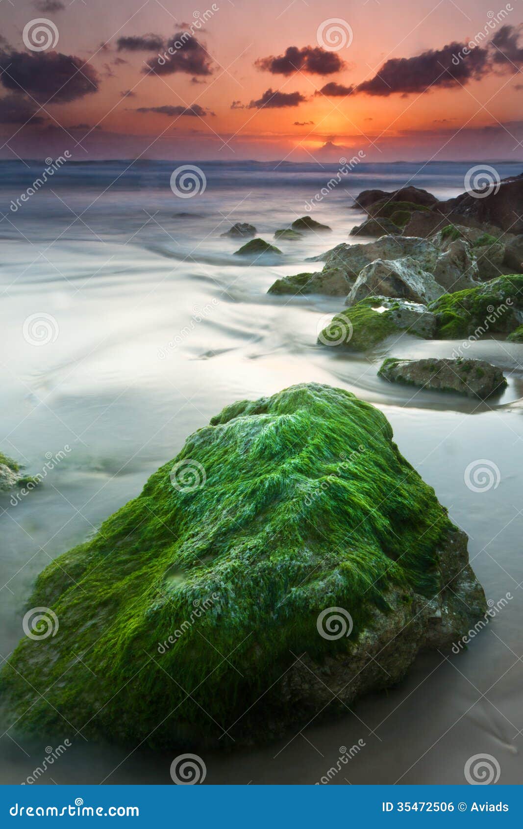 Rocce verdi fotografia stock. Immagine di nube, roccia - 35472506