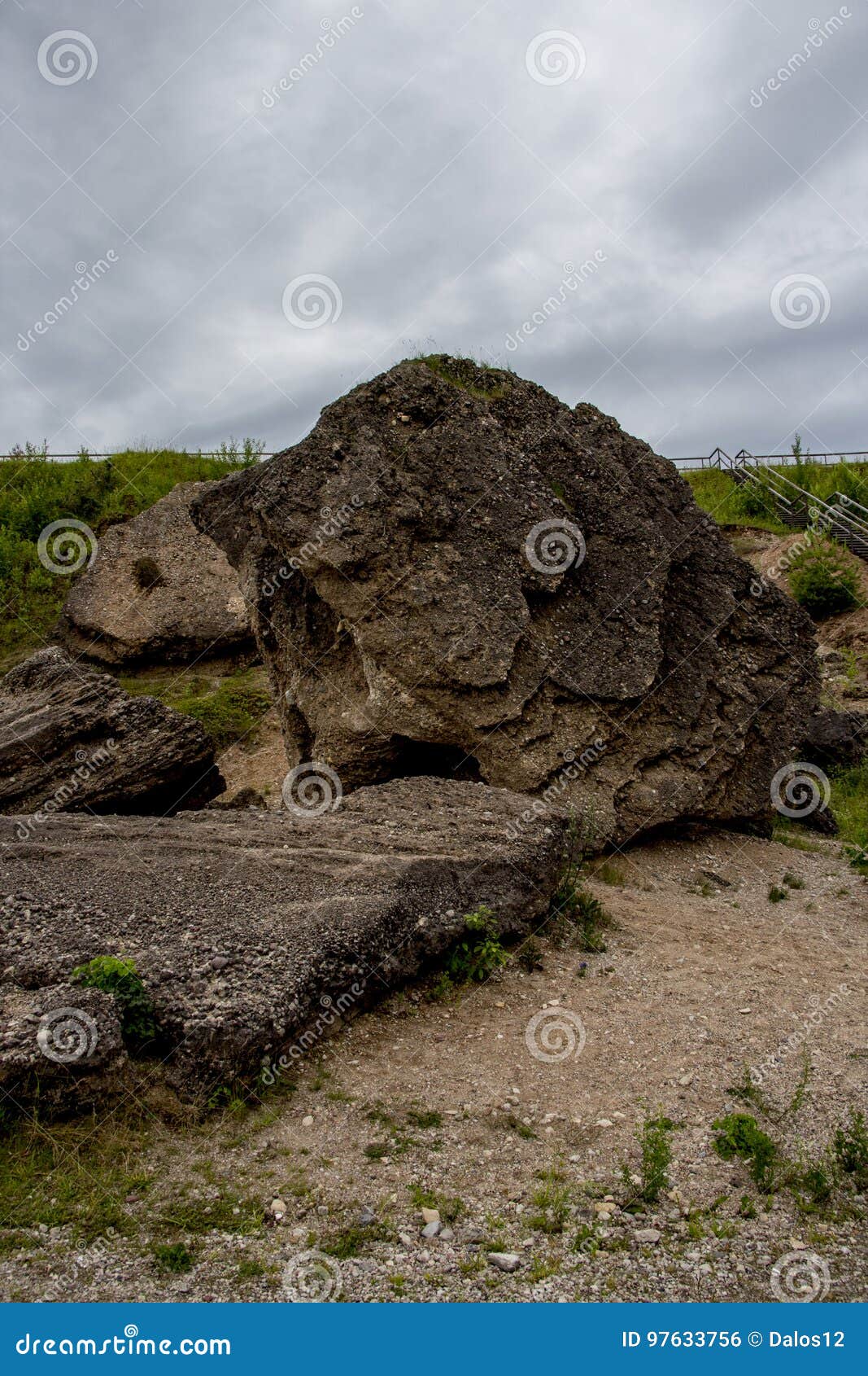 Roccia del conglomerato fotografia stock. Immagine di fascio - 97633756