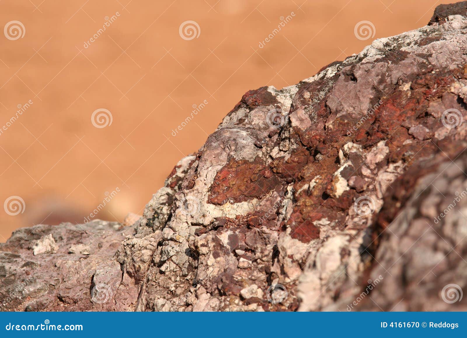 Roccia rossa fotografia stock. Immagine di rosso, pietra - 4161670