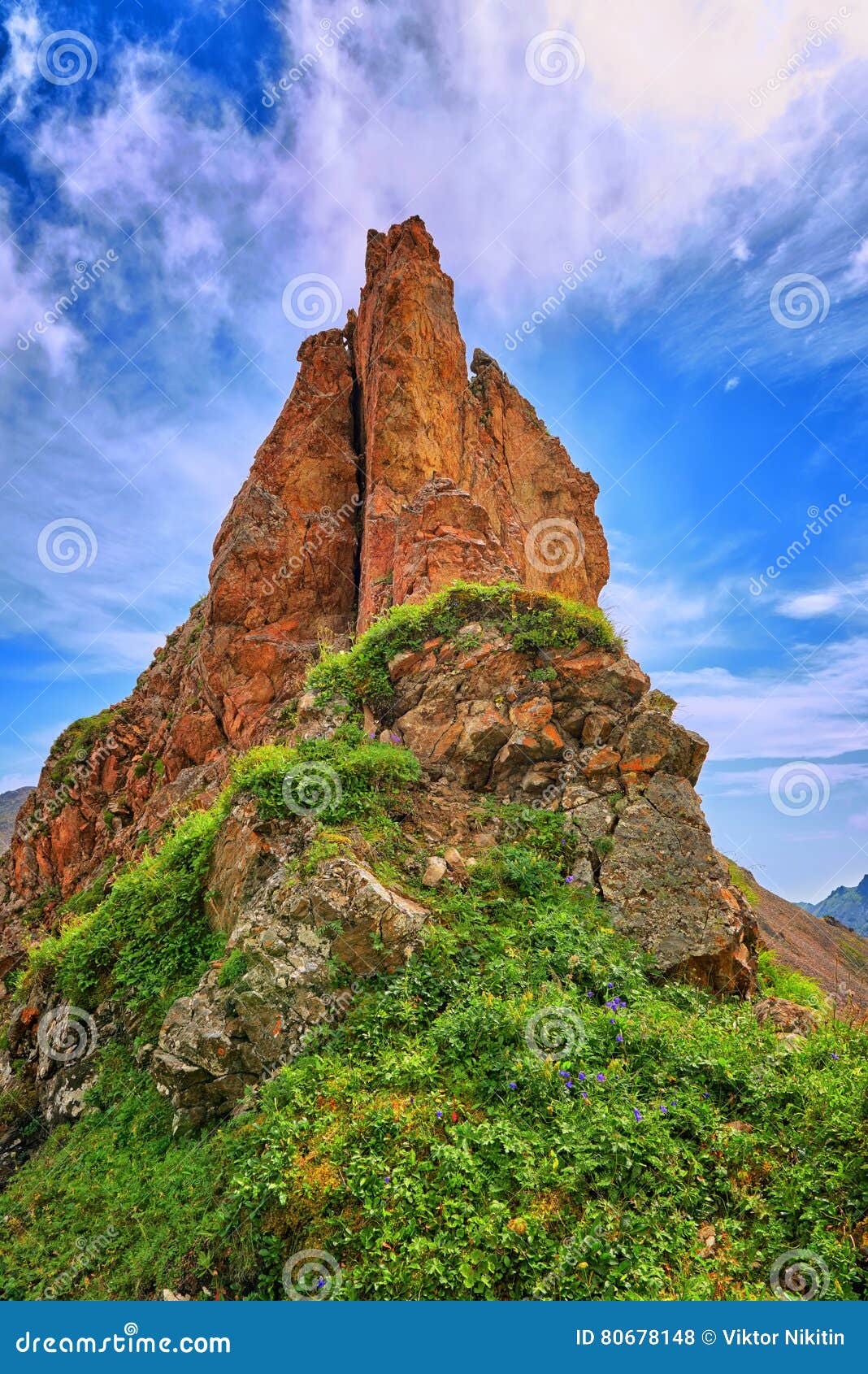 Roccia Rossa Ripida Aguzza Sulla Cresta Di Spartiacque Fotografia Stock ...