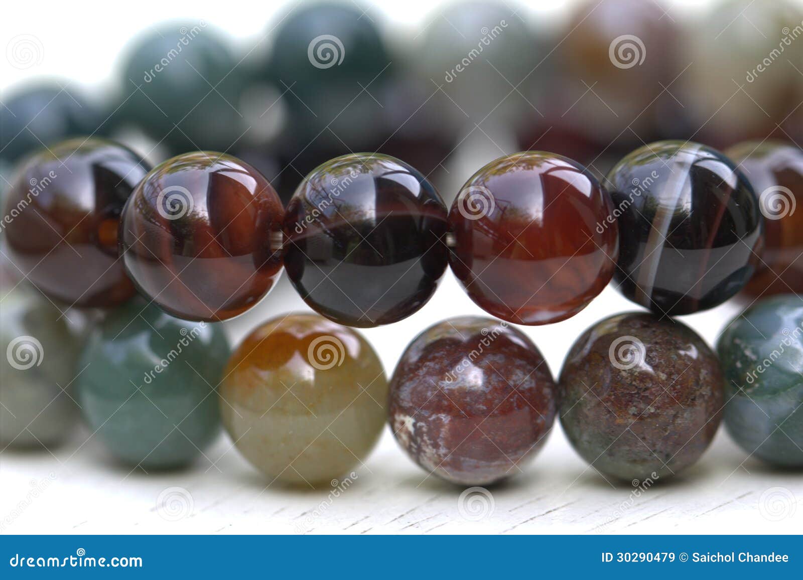 Colar da rocha da cor imagem de stock. Imagem de senhora - 30290479