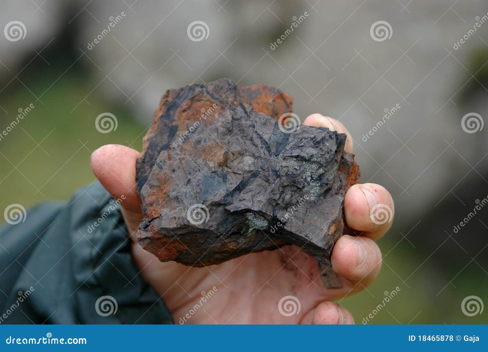 Rocha Da Terra Arrendada Da Mão Foto de Stock - Imagem de paleontologia ...