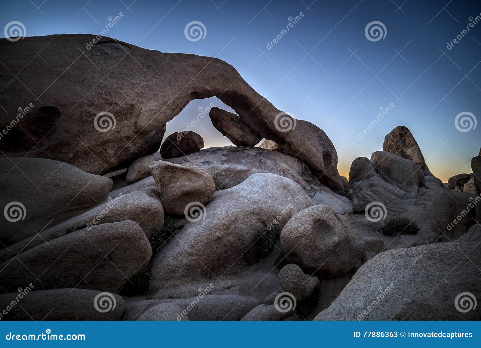 Rocha Do Arco Em Joshua Tree National Park Imagem de Stock - Imagem de ...