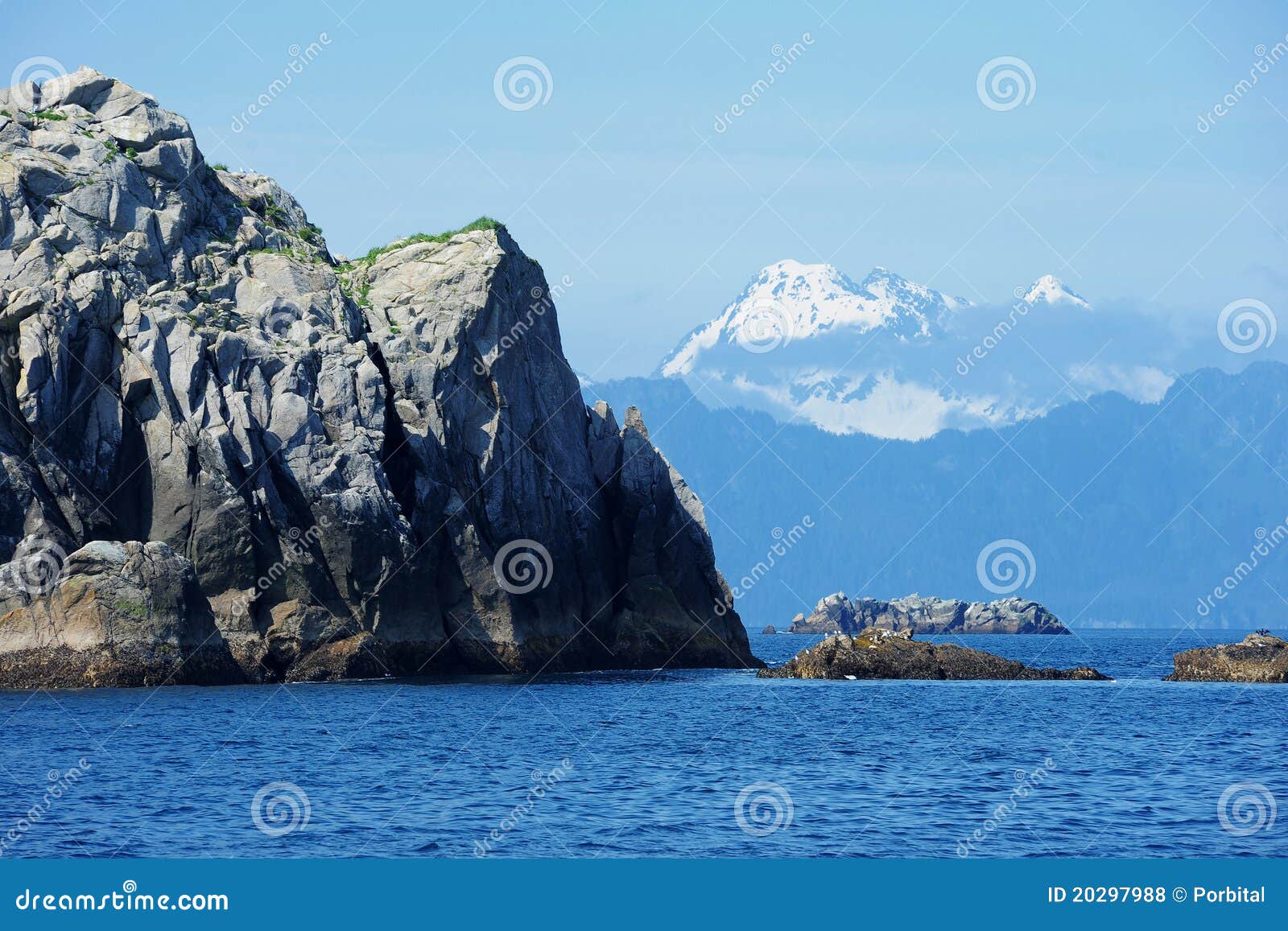Rocha E Montanha Sobre O Oceano Foto de Stock - Imagem de rocha, céu ...