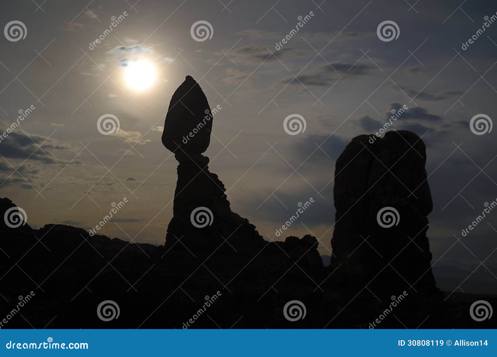 Rocha Equilibrada Com a Lua No Parque Nacional Dos Arcos Imagem de ...