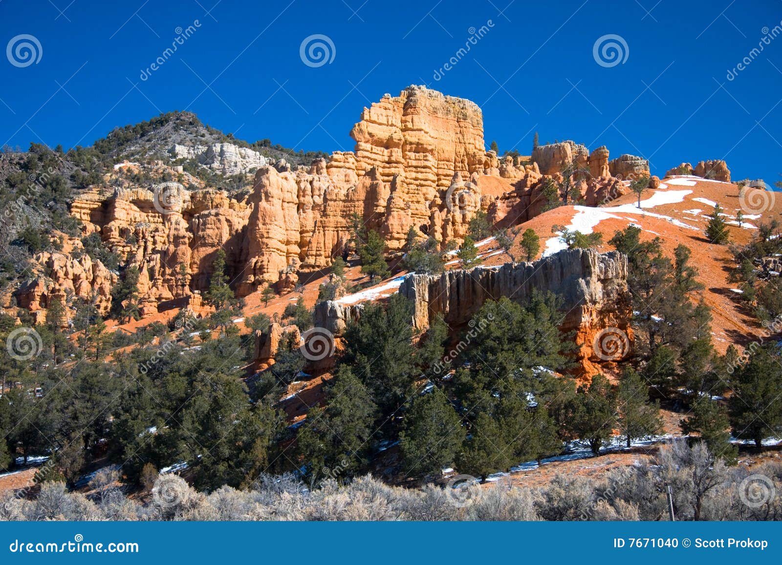 Roche de rouge de gorge photo stock. Image du stationnement - 7671040