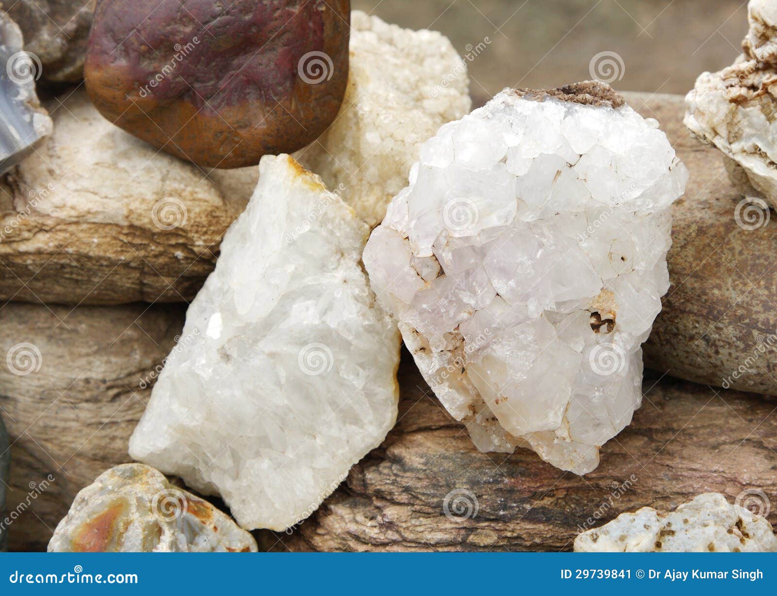 Beau Cristal De Quartz Exposé En Cailloux D'une Roche Image stock ...