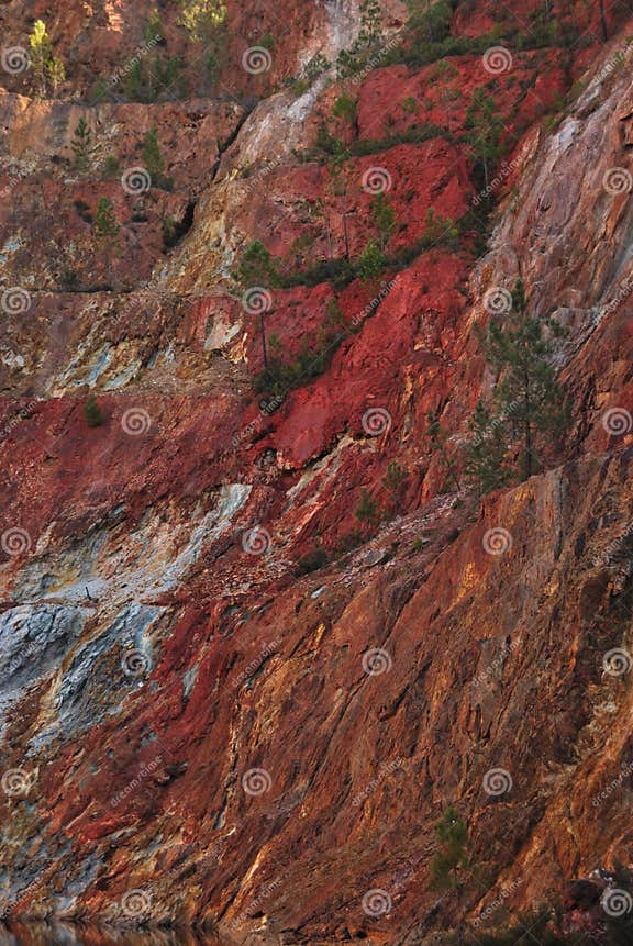 Roche rouge photo stock. Image du ouvert, teinte, excavation - 22596402