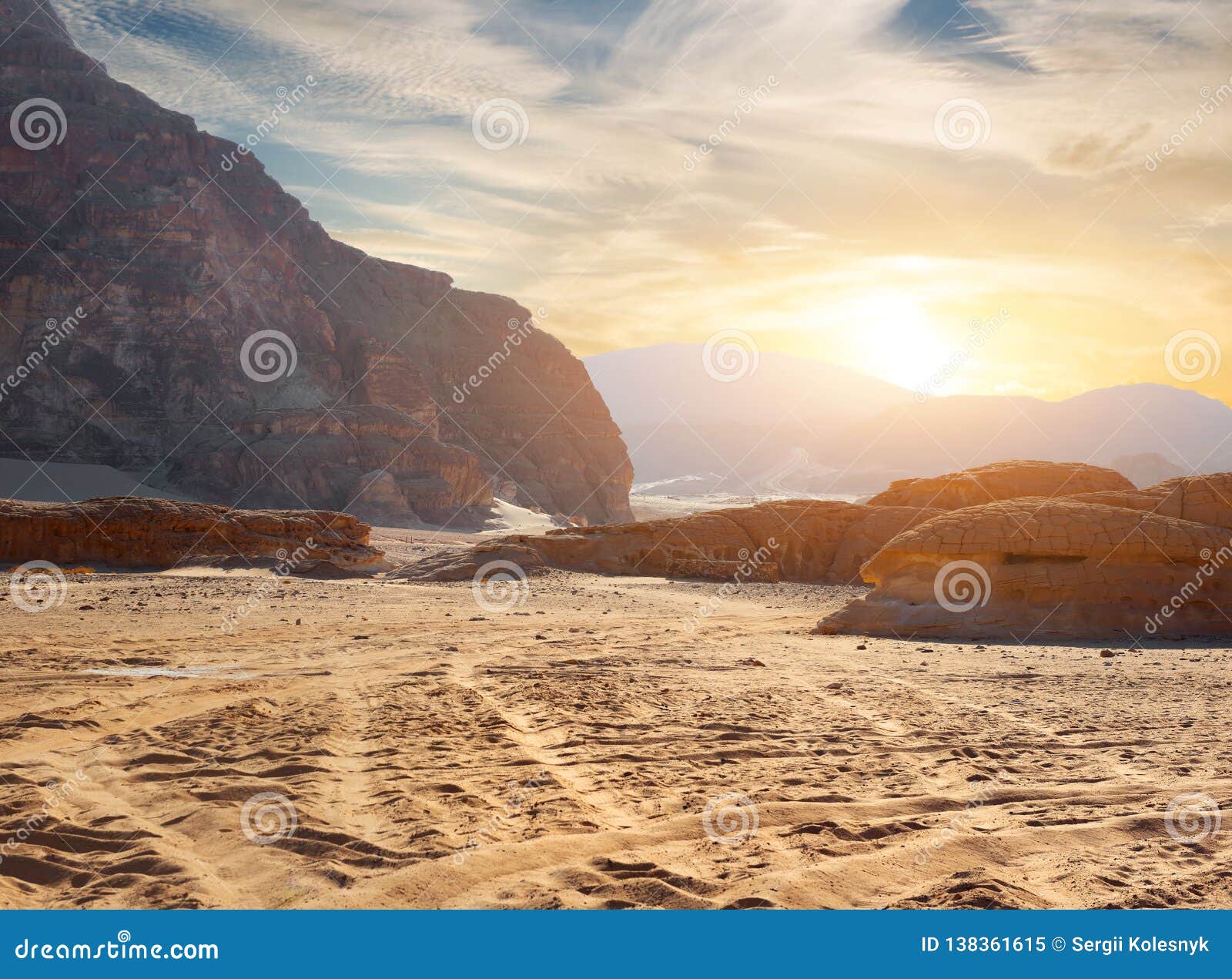 Roches Dans Le Deser De Sable Image stock - Image du pays, falaise ...