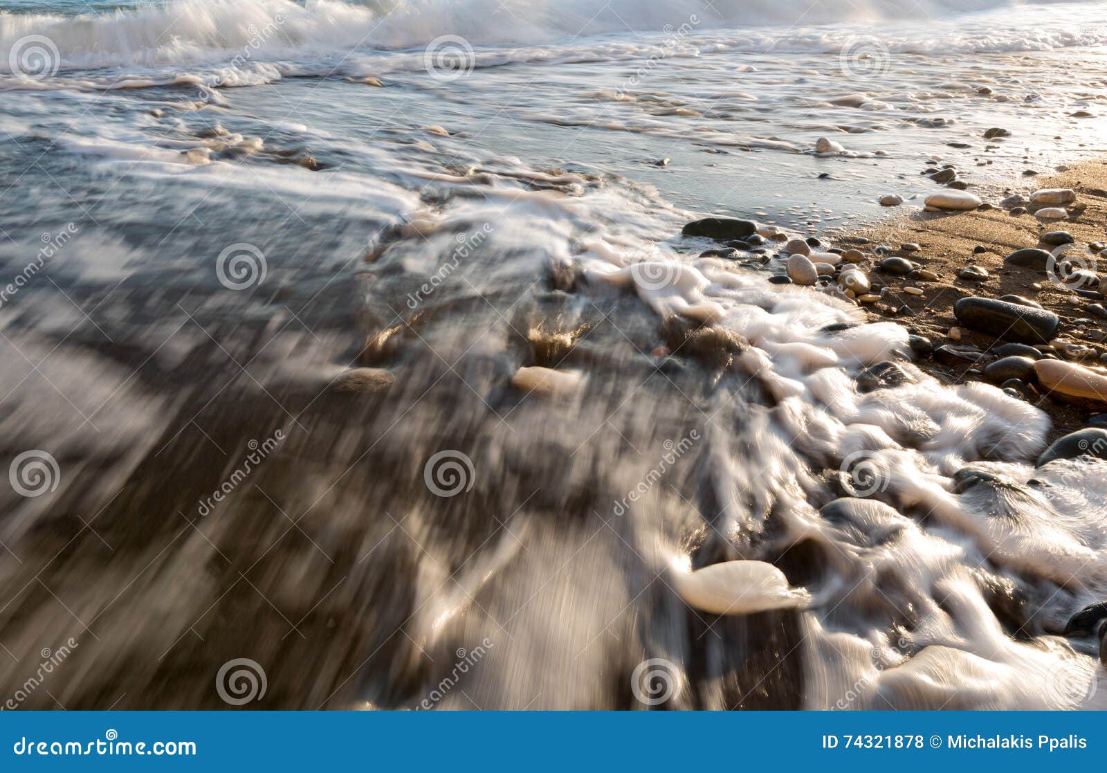 Roches En Eau De Mer Laiteuse Molle Photo stock - Image du textures ...