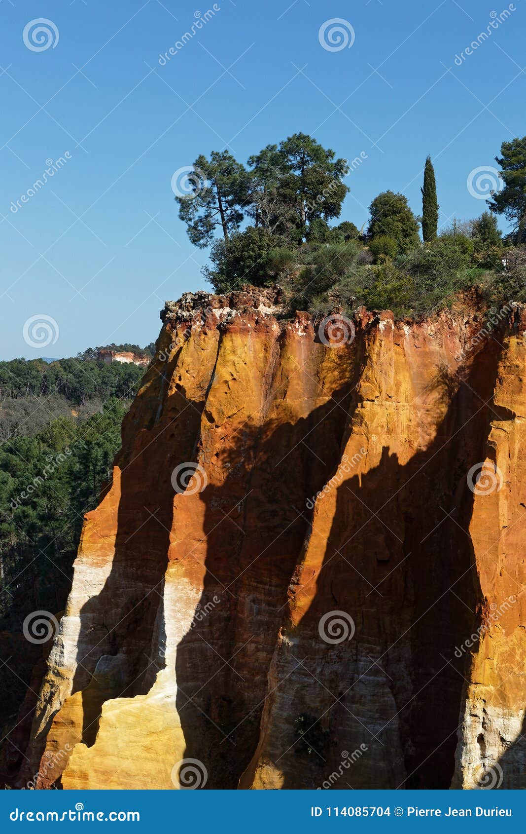 Roches rouges de Luberon photo stock. Image du horizontal - 114085704