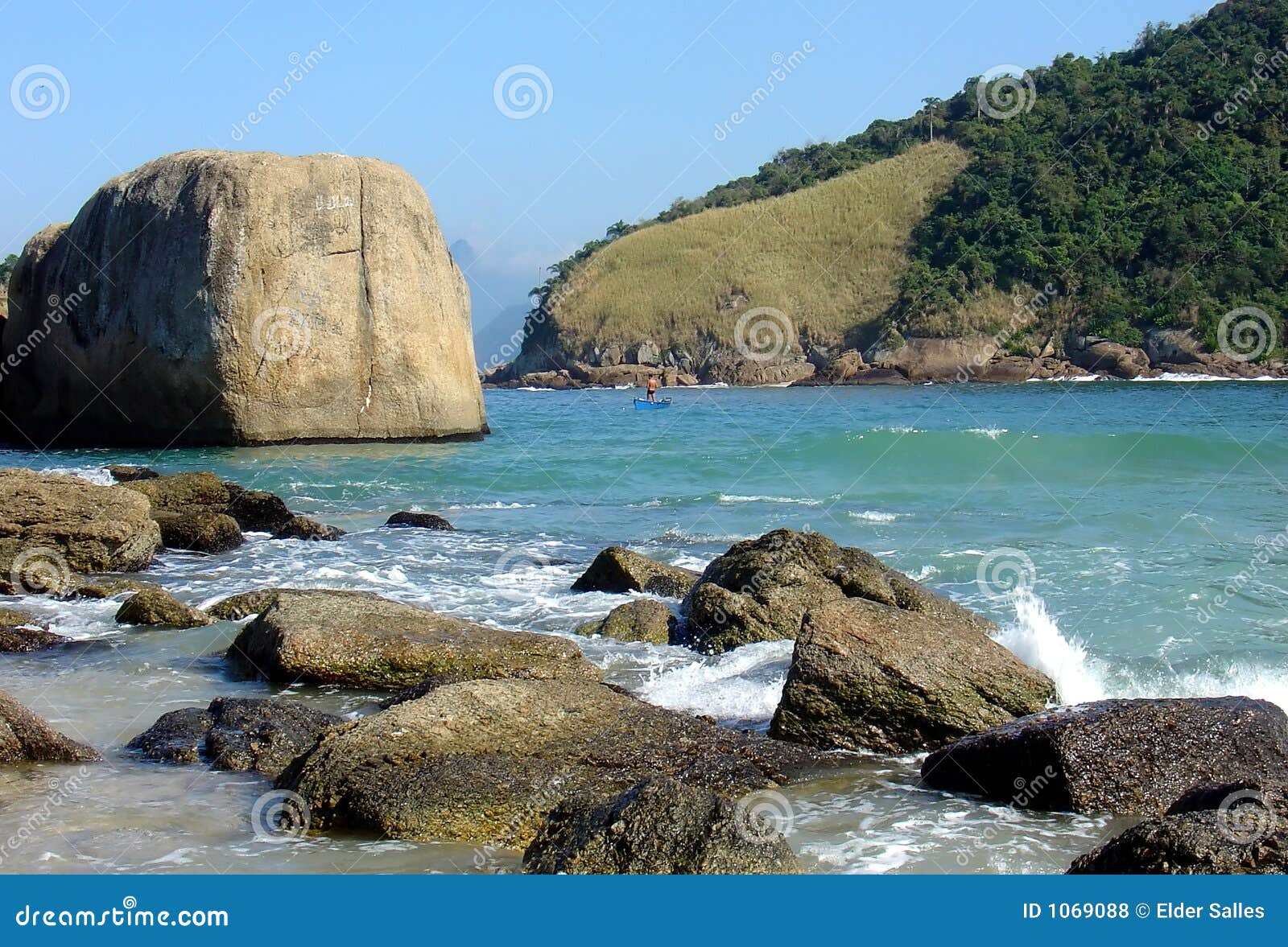 Roches sur la plage photo stock. Image du nature, brésil - 1069088