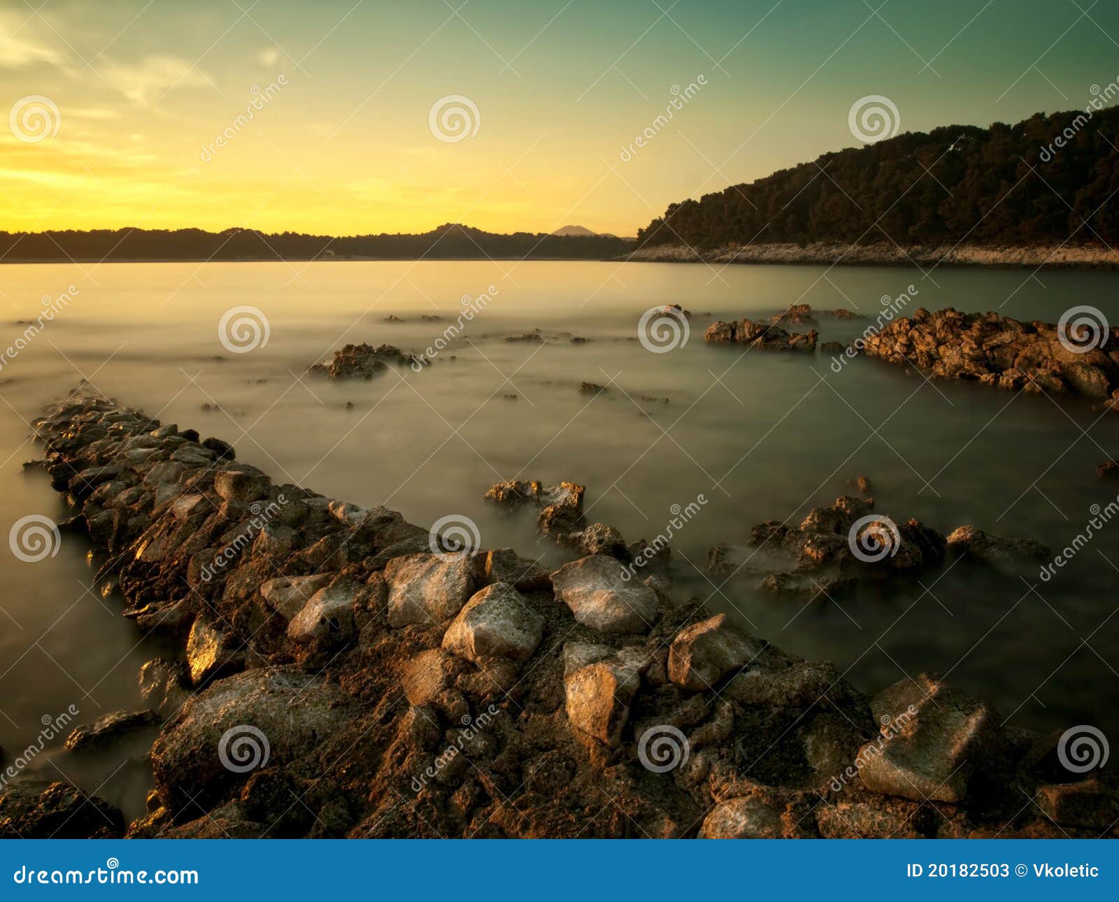 Roches sur la plage image stock. Image du océan, vacances - 20182503