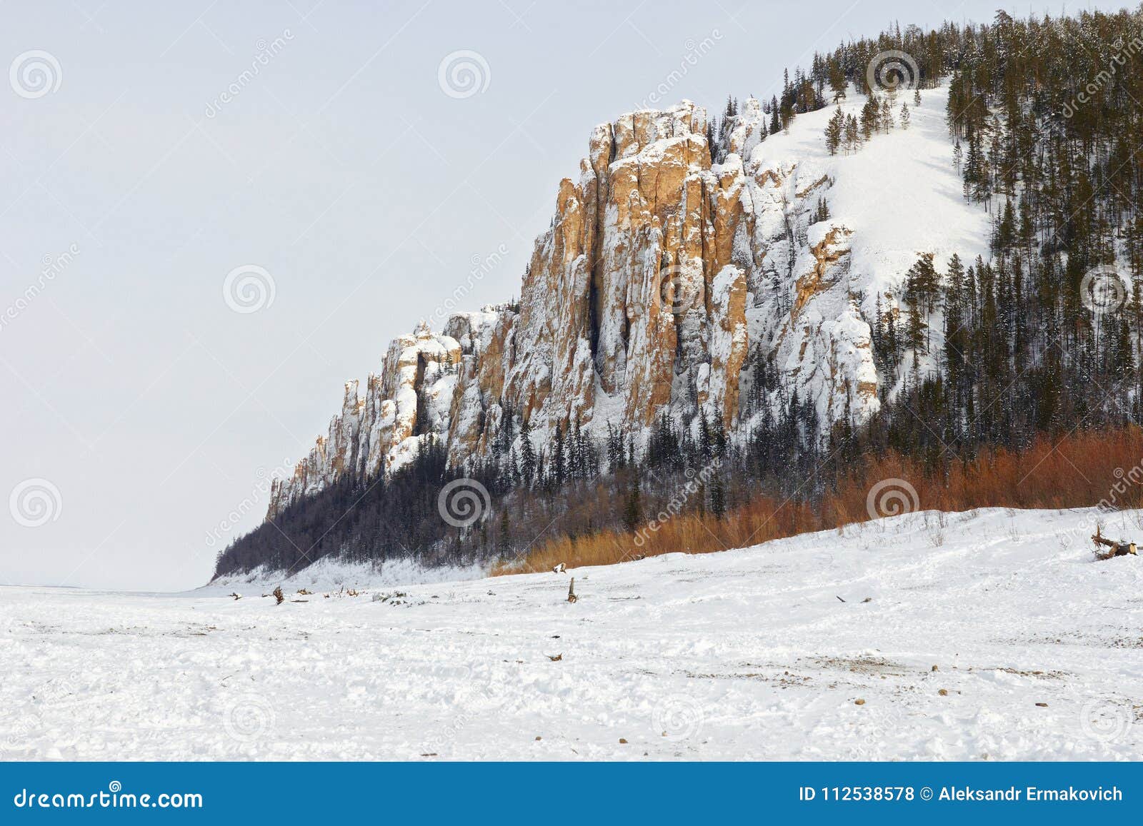 Roches Sur Lena River Dans Yakutia Photo stock - Image du forêt ...