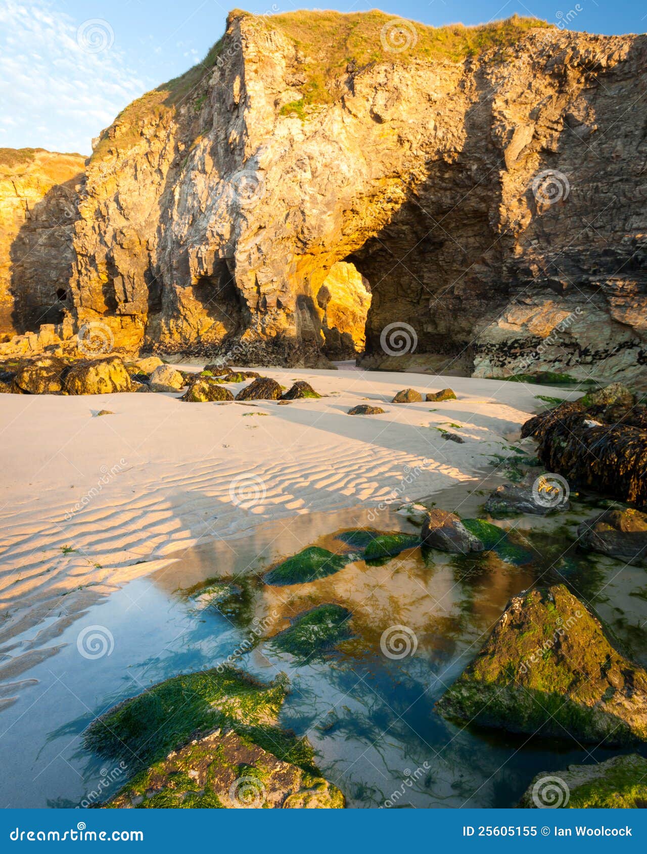 Rock Arch at Droskyn stock image. Image of england, beach - 25605155