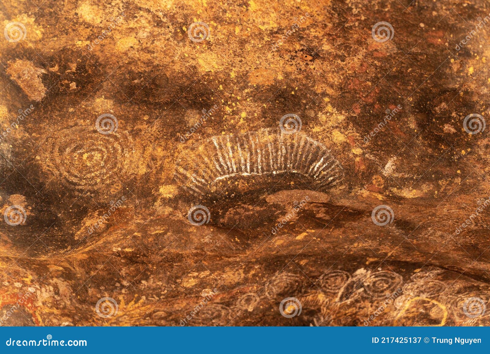 Rock art at Uluru editorial photography. Image of base - 217425137