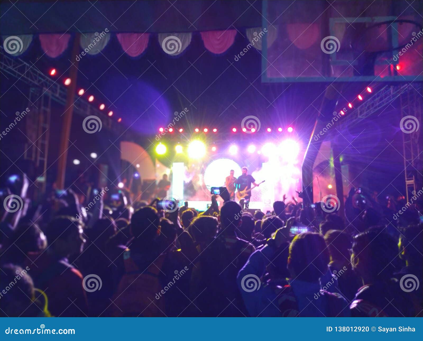 The Rock Band and Fans editorial image. Image of population - 138012920