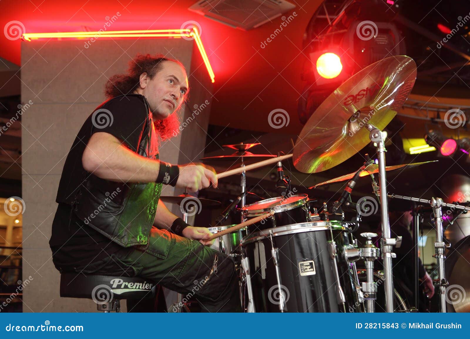 Rock concert editorial stock photo. Image of singing - 28215843