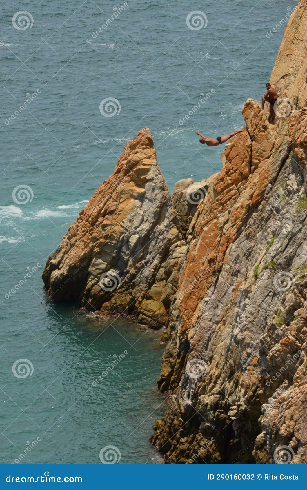 Rock diving in acapulco editorial photography. Image of ocean - 290160032