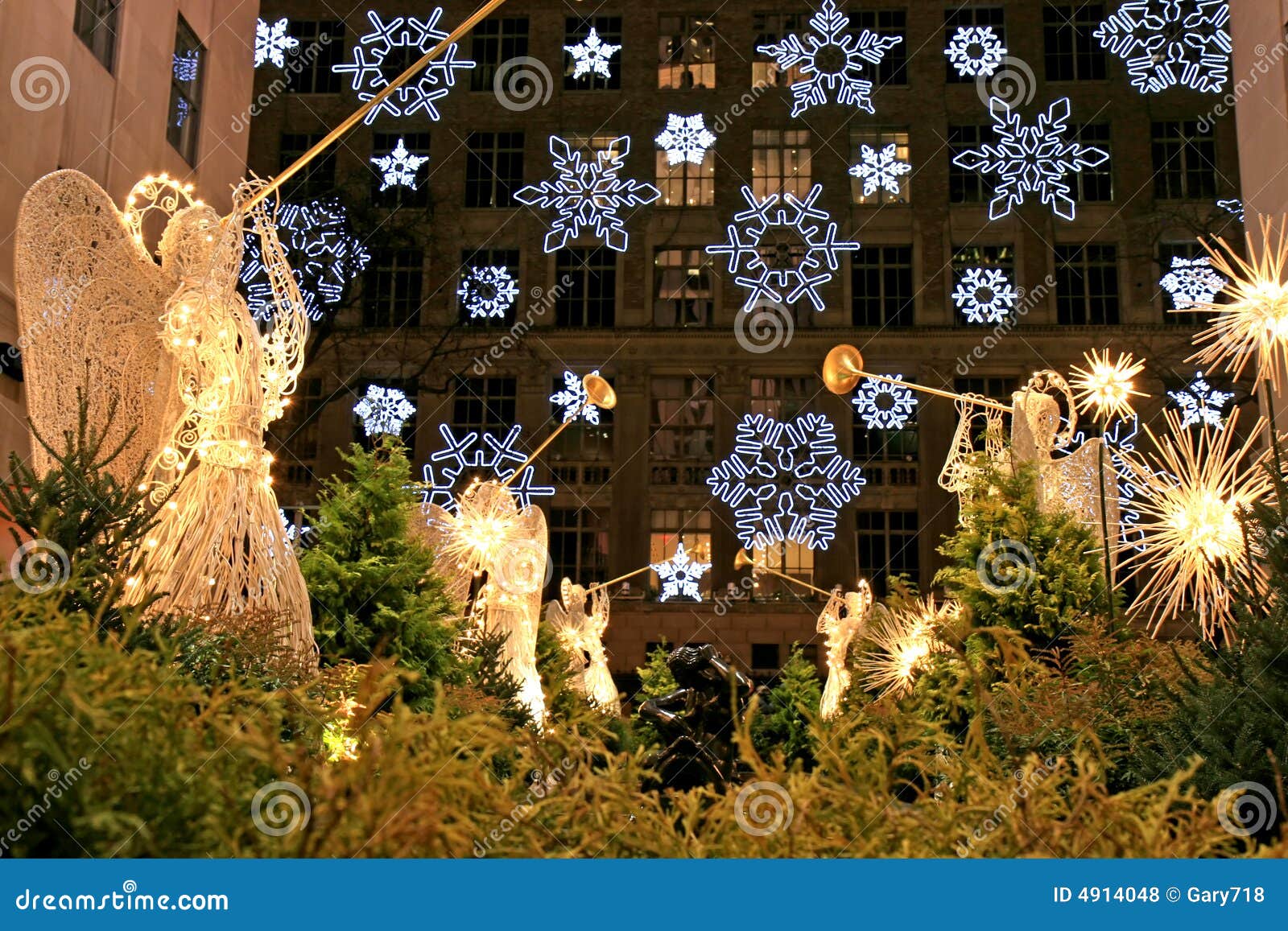 Rockefeller Center Christmas Tree And Statue Of Prometheus At The Lower ...