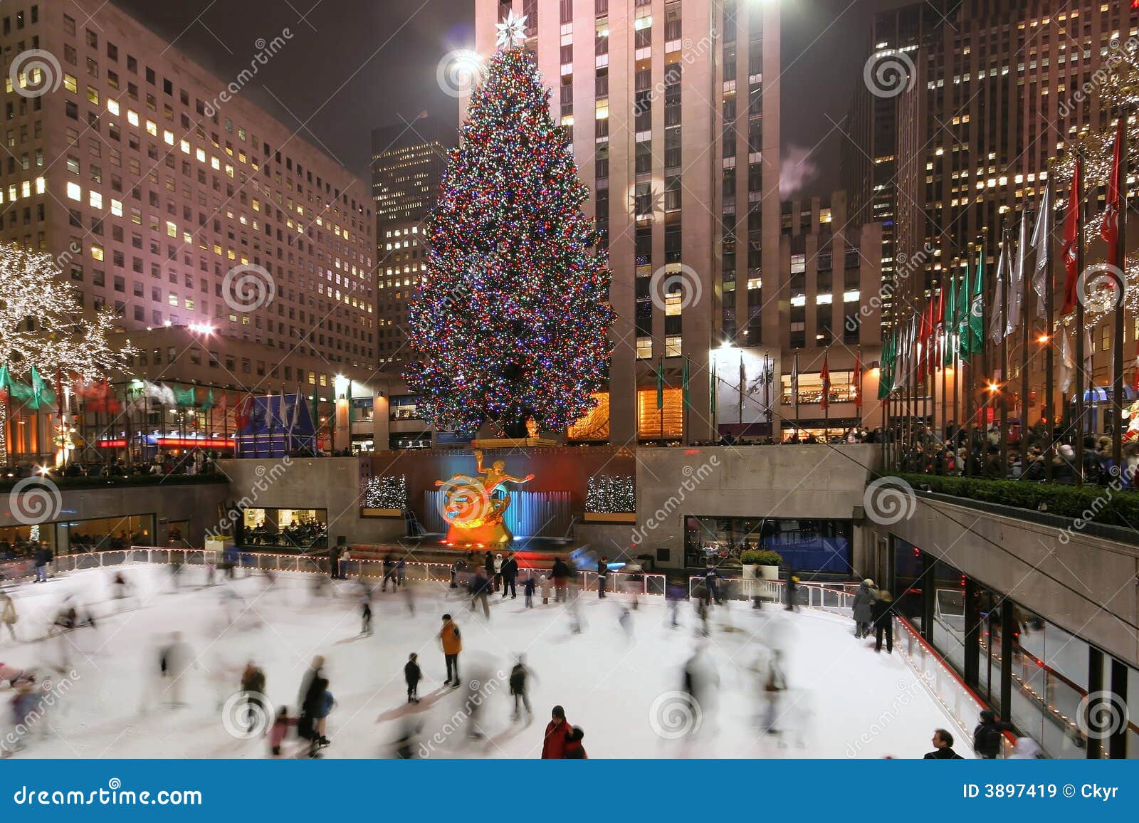 Rockefeller Center tree editorial stock image. Image of city - 3897419